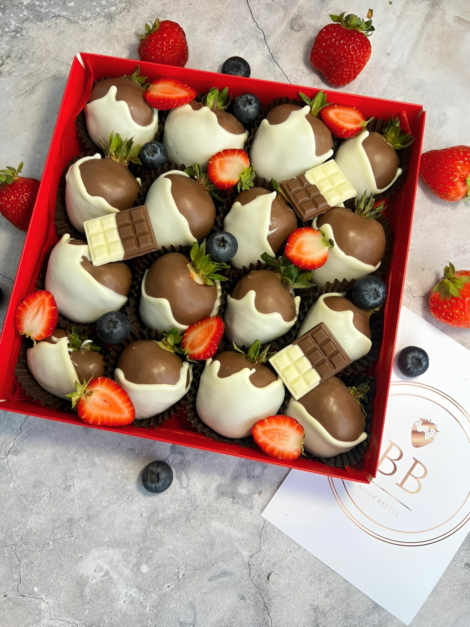 Клубника в шоколаде. Набор из клубники в шоколаде. Сладкий подарок " Киндер "