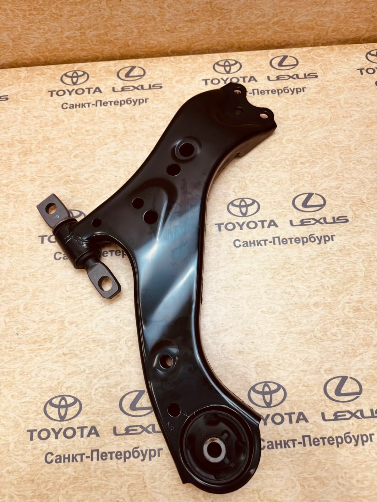 4806842070 Рычаг передний нижний правый RAV4 XA50 оригинал