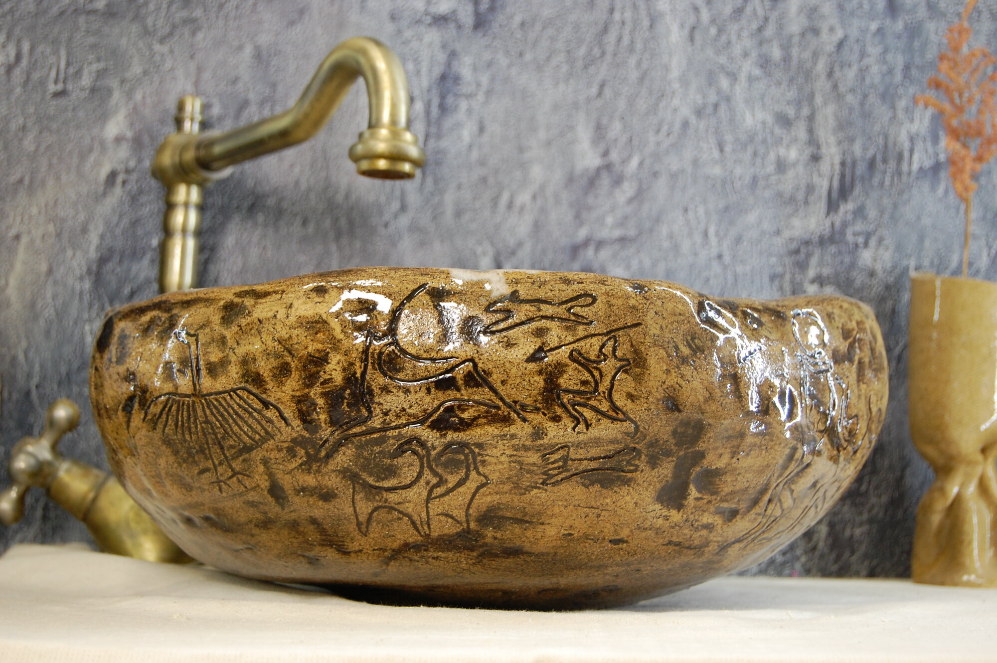 Раковина накладная керамическая ручной работы