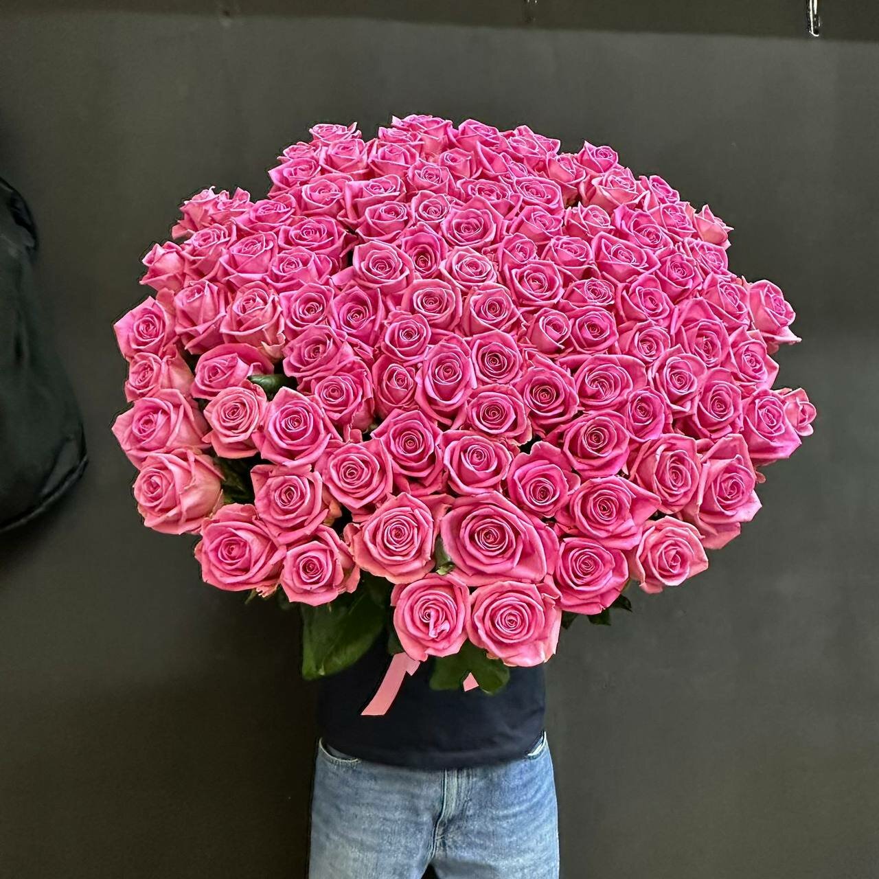 Пышный букет из 101 розовой розы высотой 60 см WOW-Flowers с доставкой