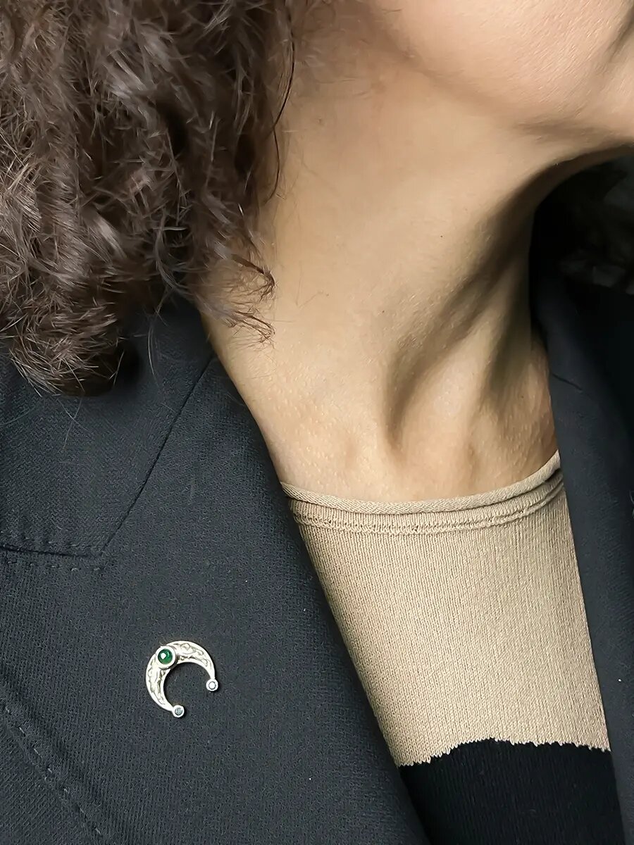 Брошь, желтое золото, 375 проба, александрит, изумруд