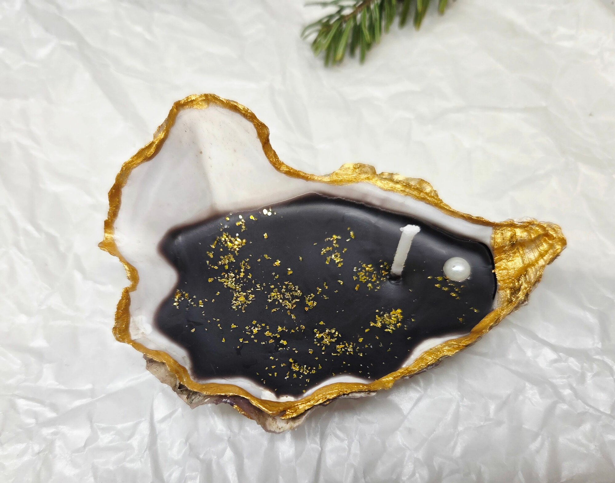 Свеча "Устрица чёрная", пчелиный воск, ручная работа, в подсвечнике