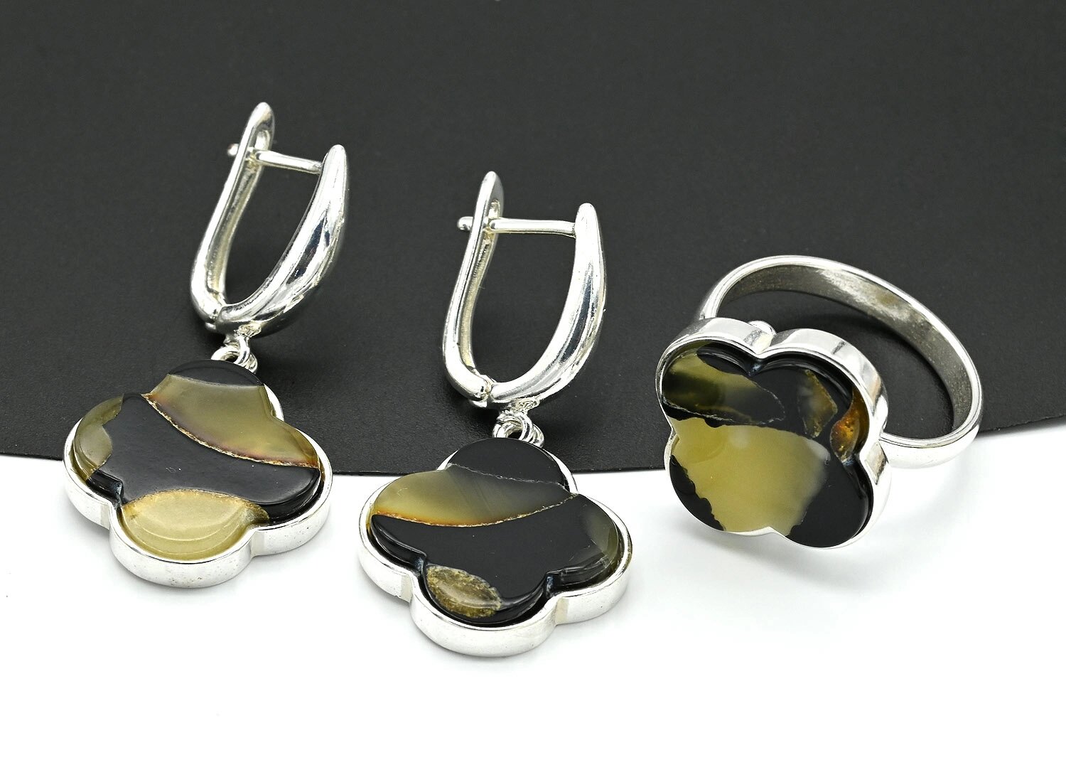 Комплект Клевер 18*18мм с янтарём мозаика в посеребрении цв. зеленый, 6,4г .