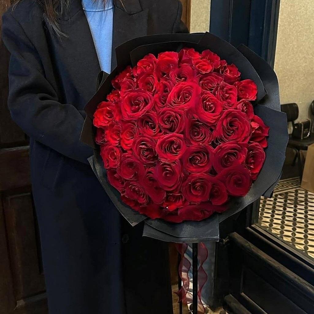 Роскошный букет из 51 красной розы в минималистичной чёрной упаковке, идеальный подарок, шикарный букет