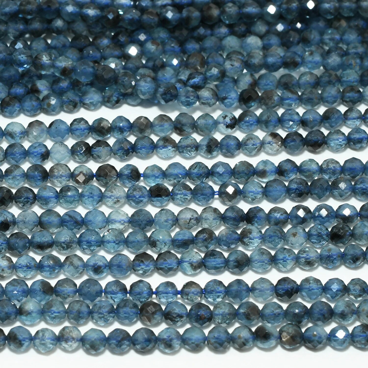 GENUINSTONE натуральный темно-синий аквамарин с черными турмалиновыми бусинами 4.2 мм