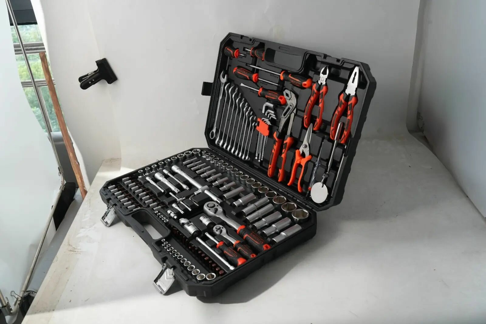 Набор автомобильных инструментов марки M-SERVICE из 142 предметов, пласт. Кейс