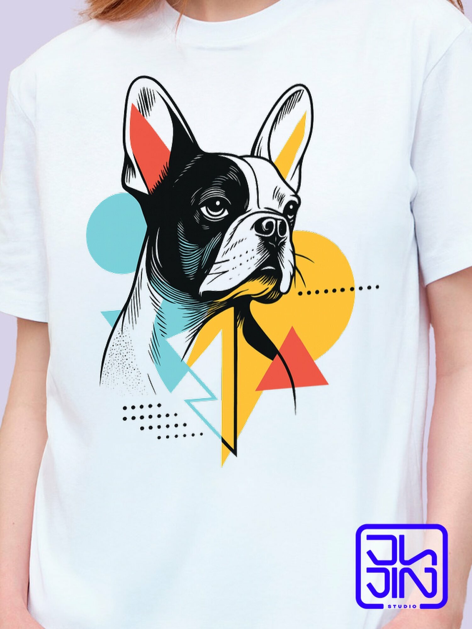 Футболка классическая женская с авторским принтом Черно-белая геометрическая композиция с собакой и темно-серыми треугольниками, белый хлопковый трикотаж с прикольным рисунком на груди