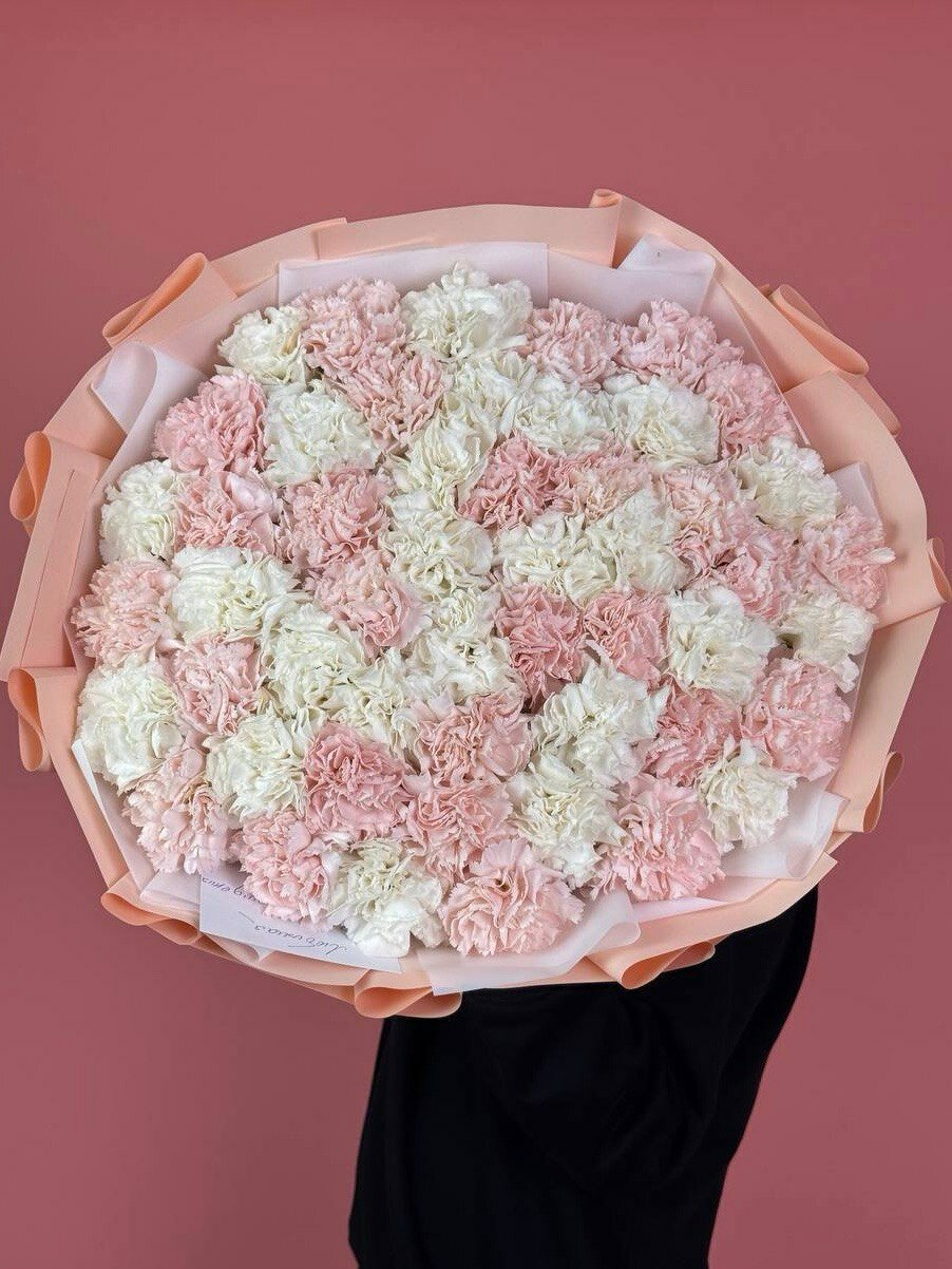 Букет из махровых диантусов нежный микс 51 шт. в стильной упаковке с доставкой