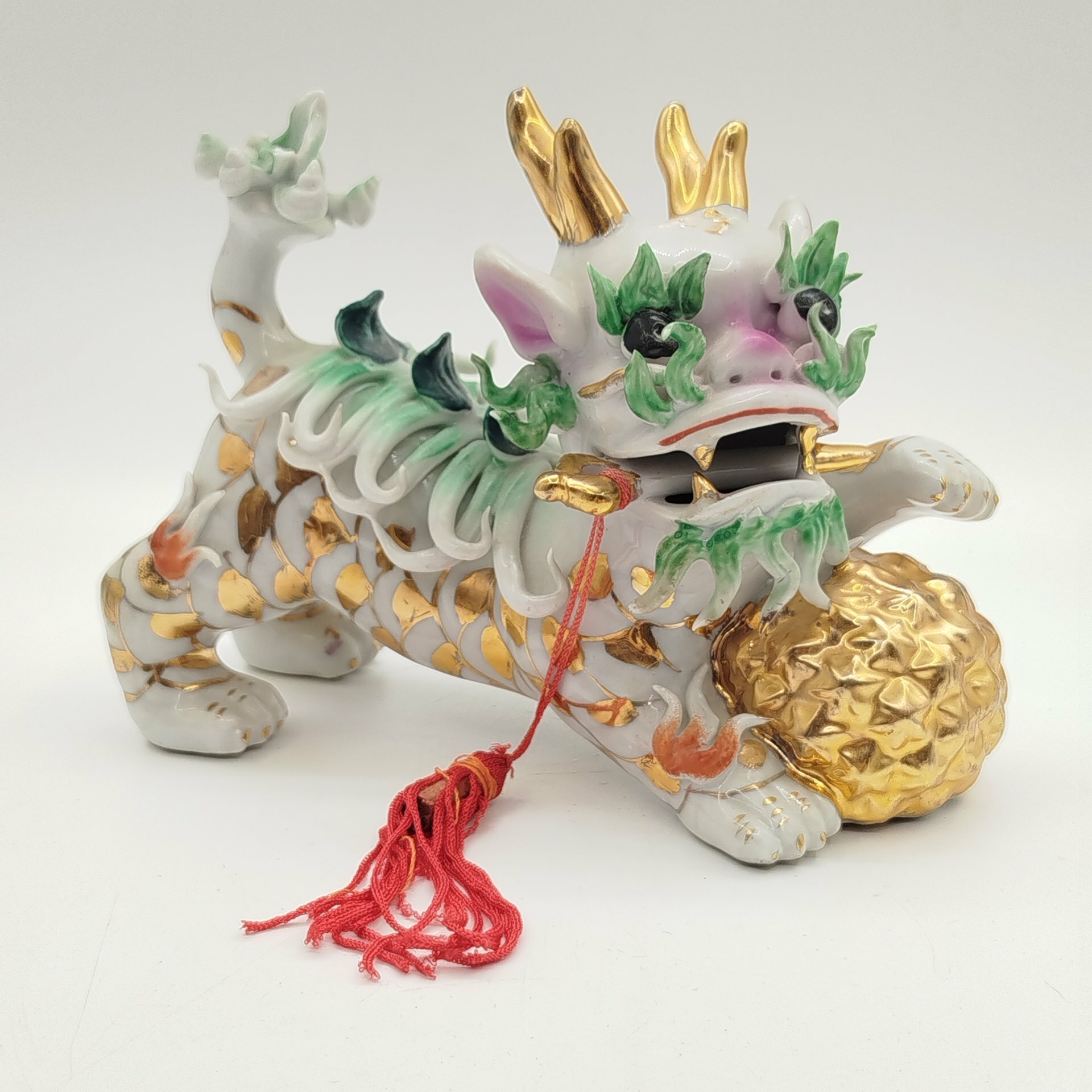 Статуэтка "Собака Фу" ("Небесный лев Будды"), фарфор, роспись, золочение, Китай