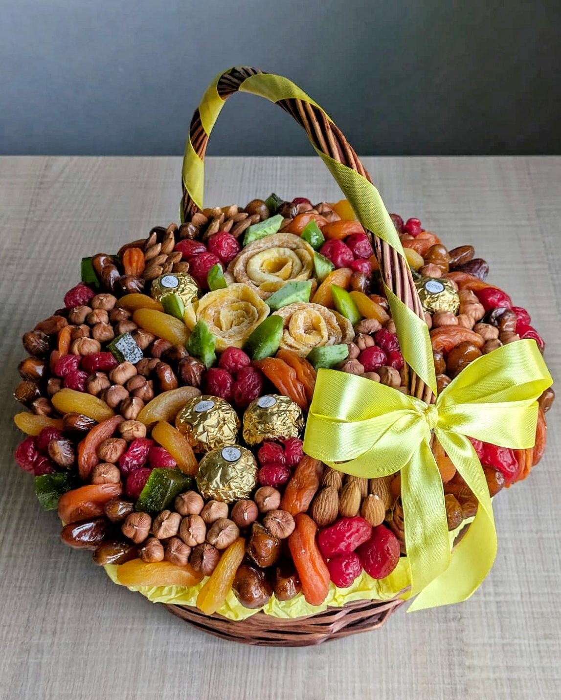 Корзина из сухофруктов, орехов и конфет