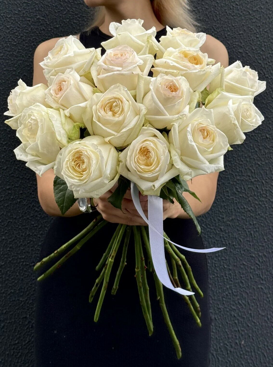 Букет из 15 белых роз , премиум цветы, классический букет, размер S