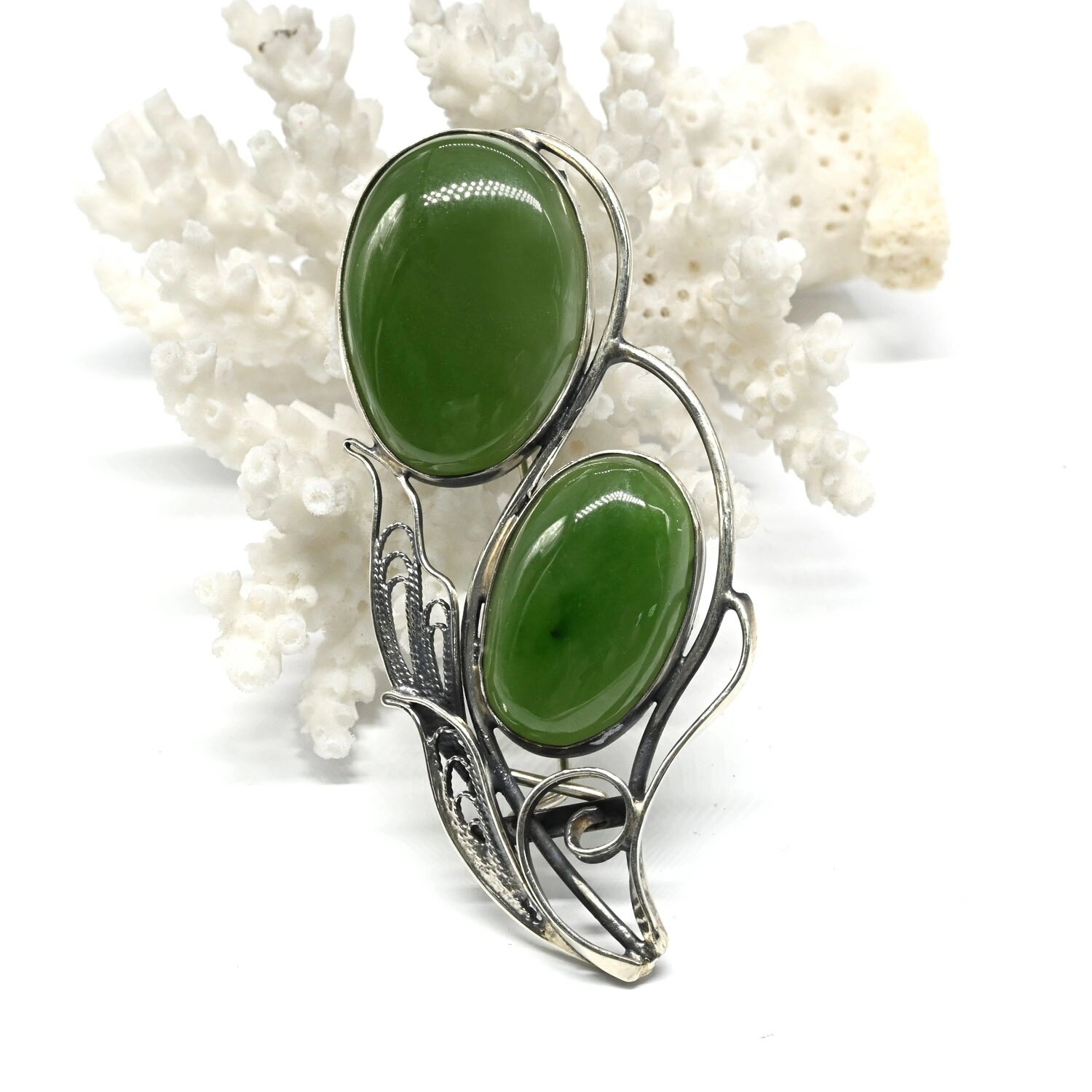 Брошь, нефрит