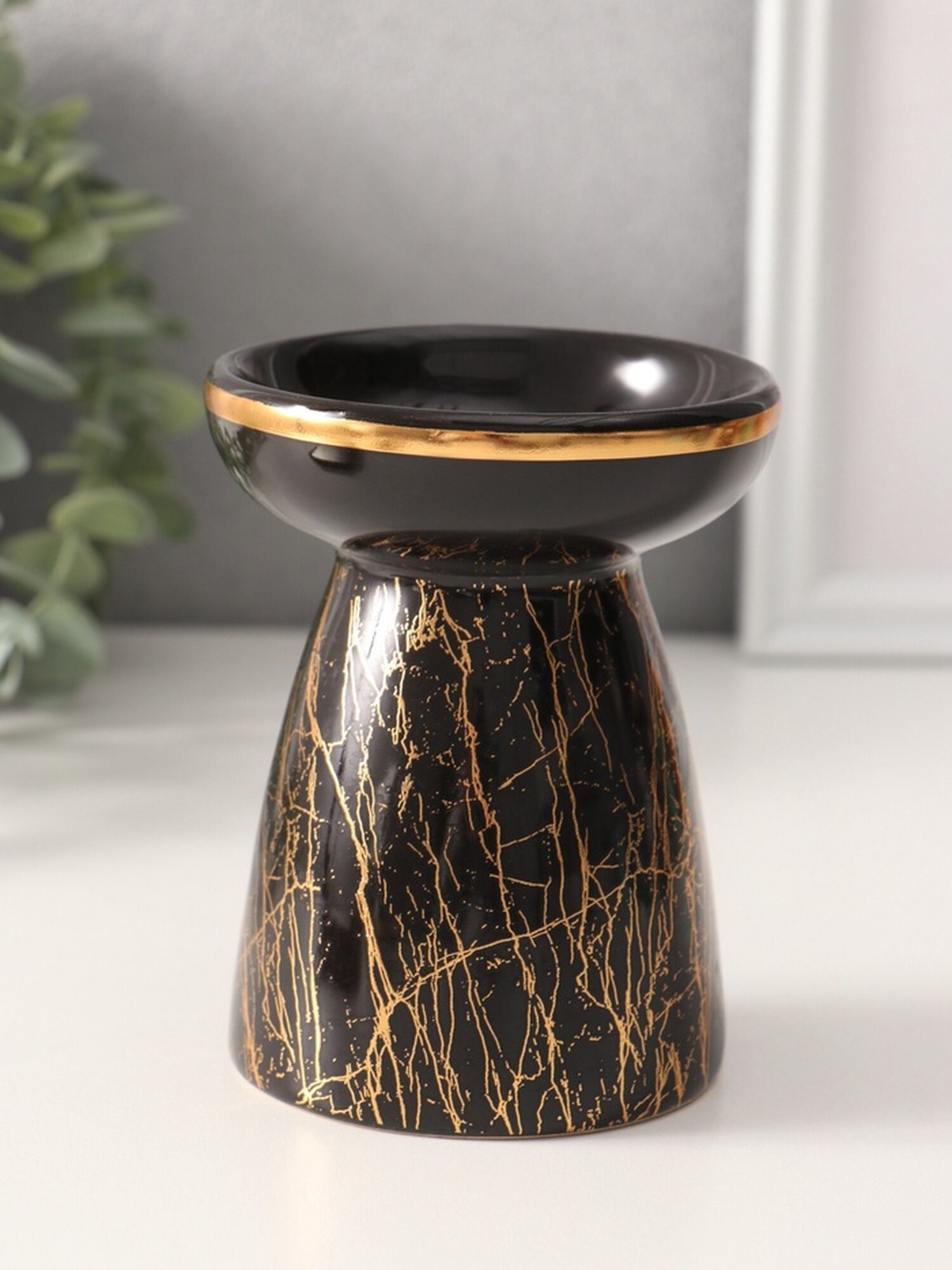Аромалампа для эфирных масел «Золотой кракелюр на чёрном», керамика, 9.3×9.3×11.8 см