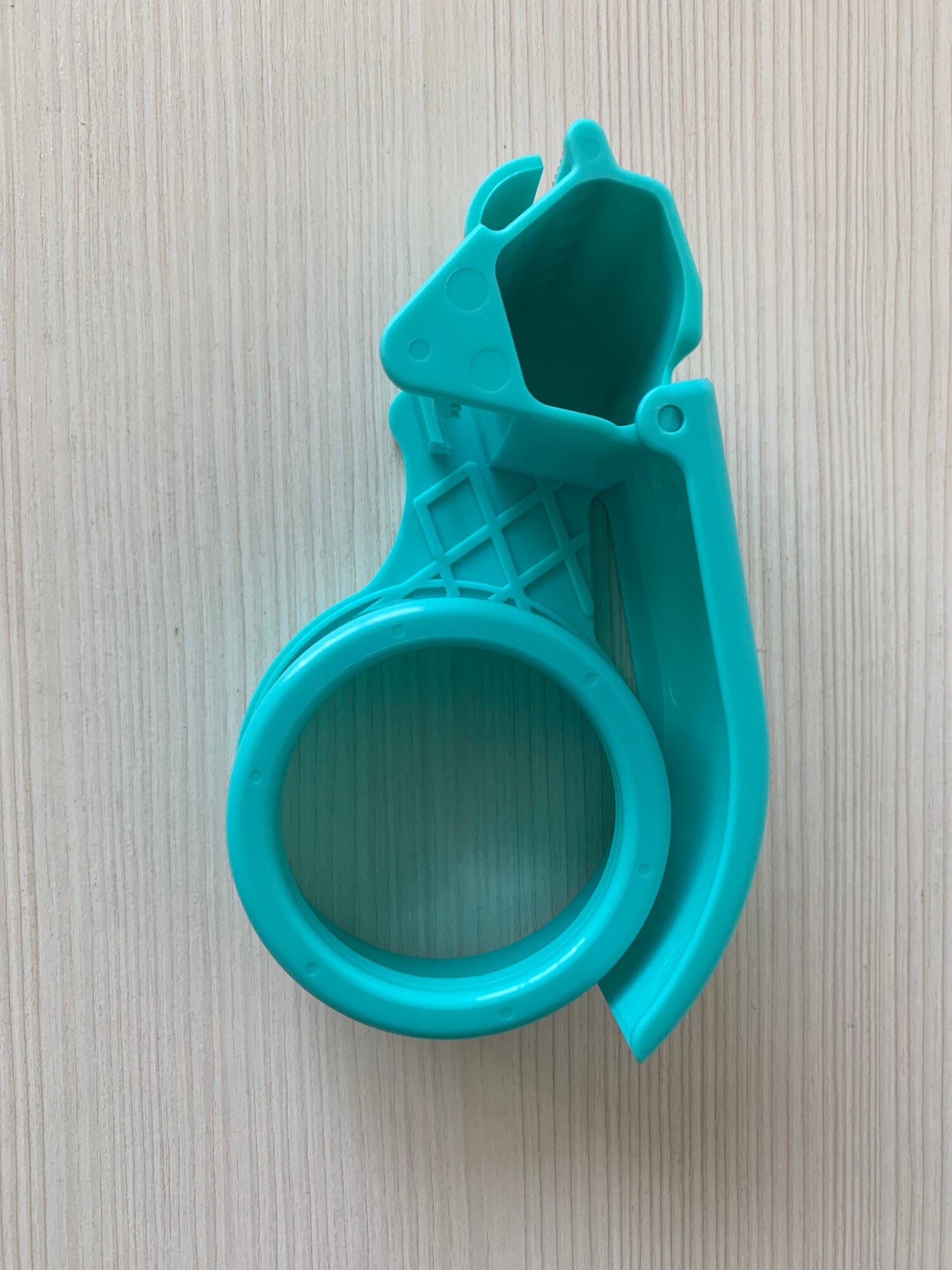 Диспенсер для клейкой ленты шириной до 50 мм