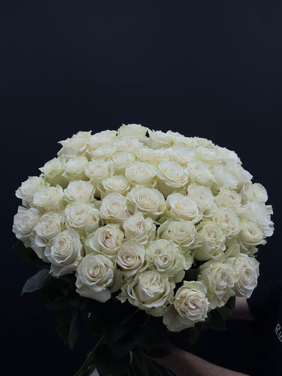 Букет Эквадорских белых роз "Mondial" 51 штука, от "Exotica flowers", размер L Высота 80 см