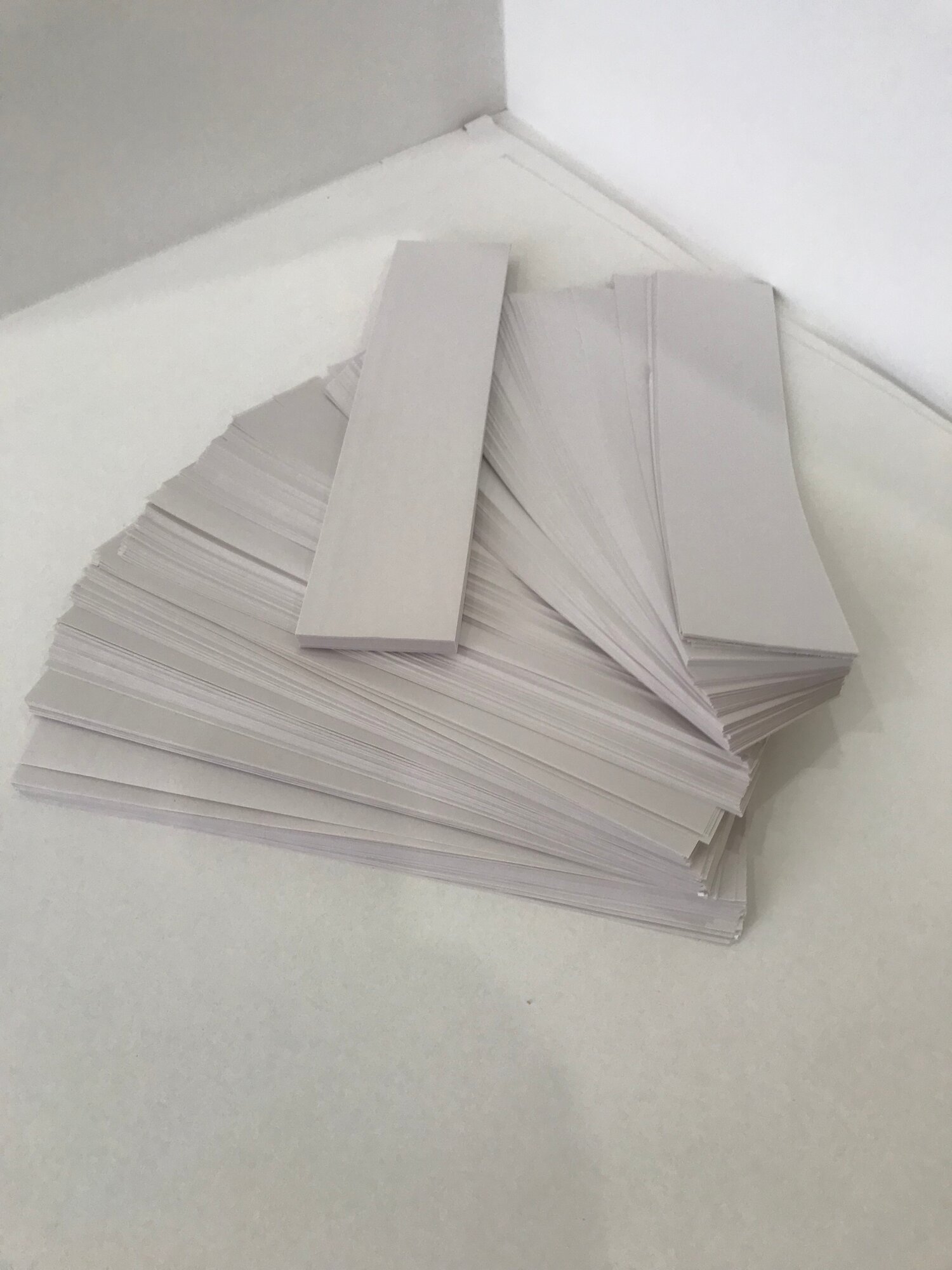 Бумага газетная размер 420 х 99 мм. Бумага для Плетения. В упаковке -7500 листов