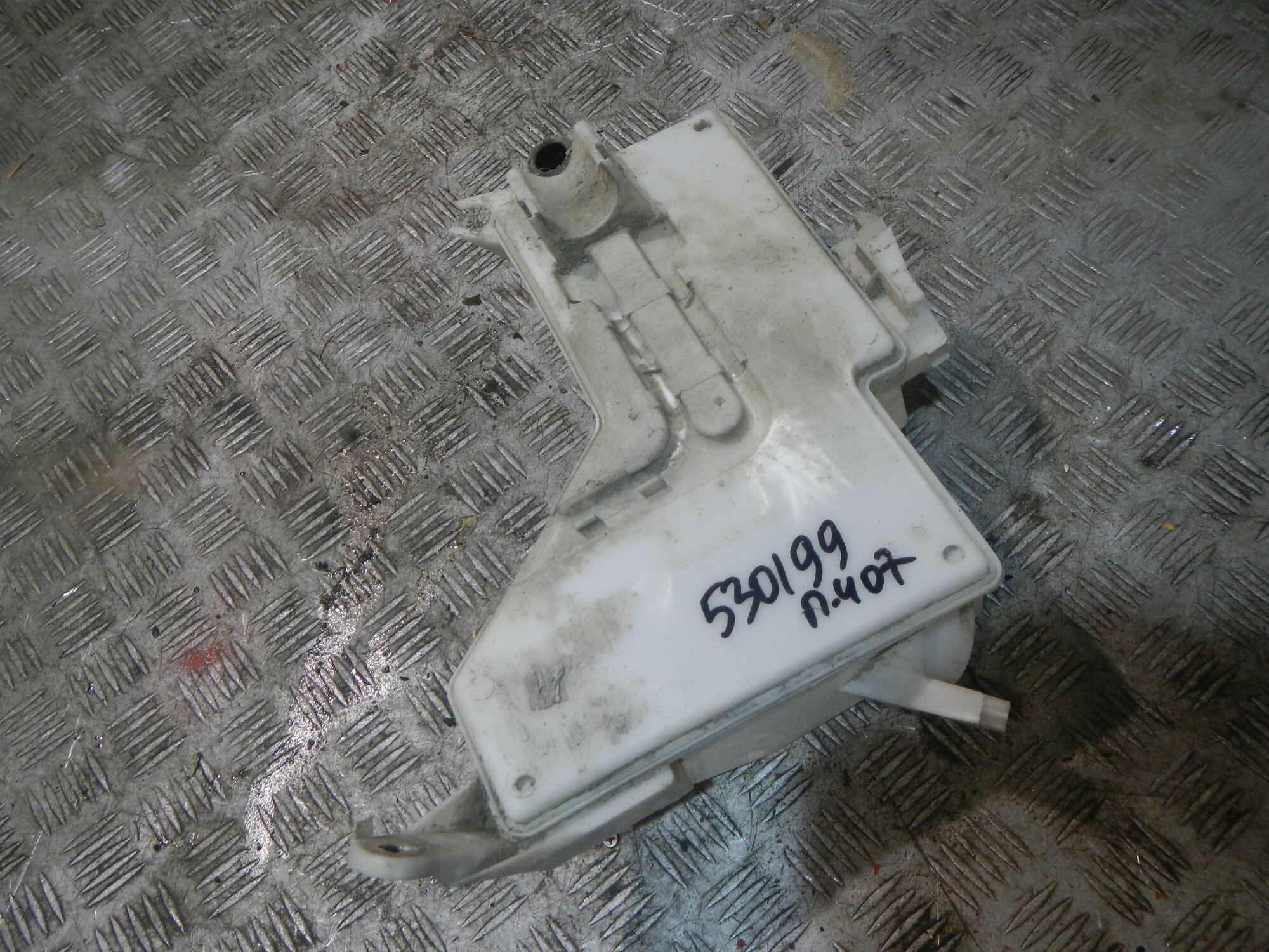 Б/У Бачок омывателя лобового стекла, Peugeot (Пежо)-407 (04-) PEUGEOT 407 (04-) Небольшая деформация. 530199 Peugeot-Cit...