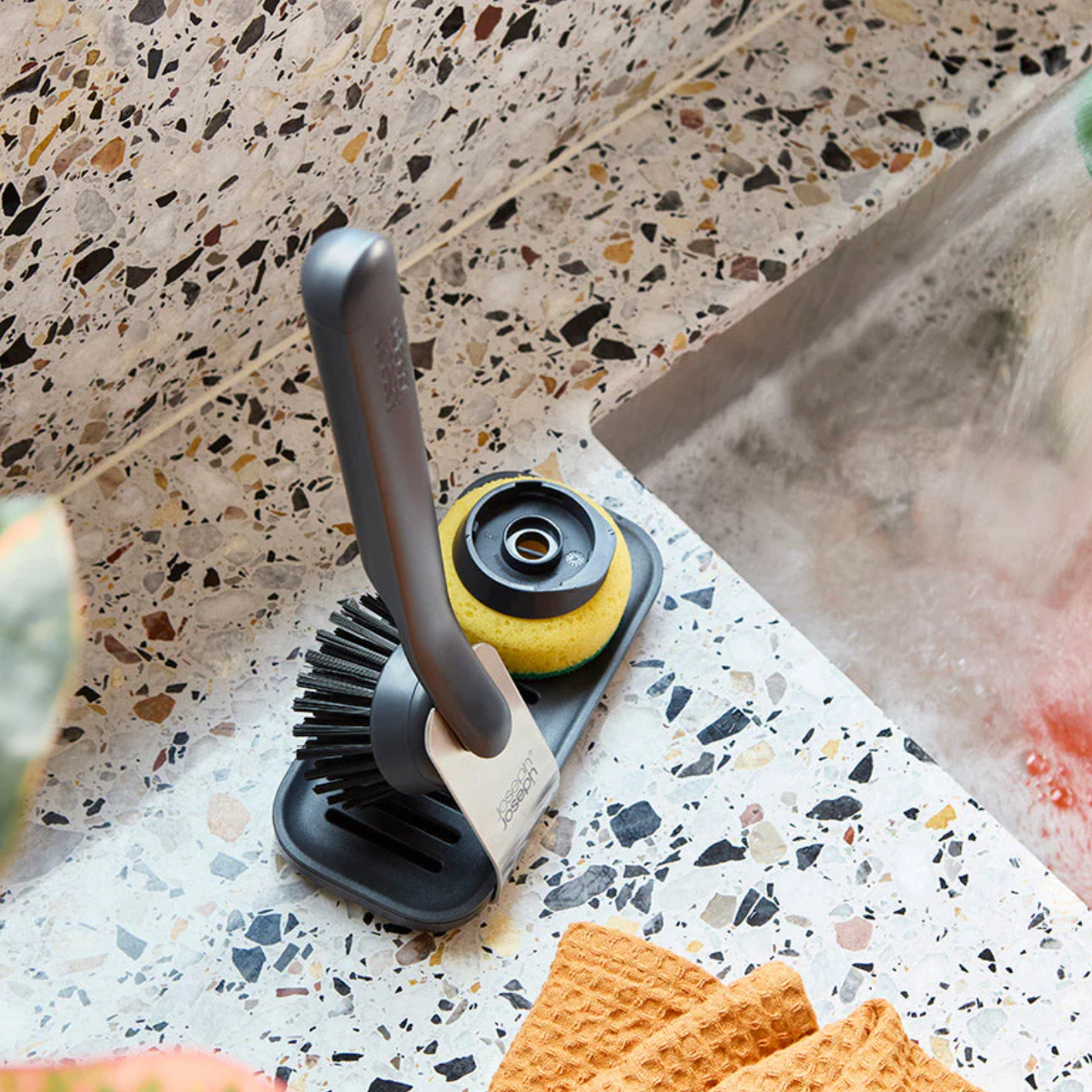 Щетка для мытья посуды Joseph Joseph SinkTech со сменной губкой