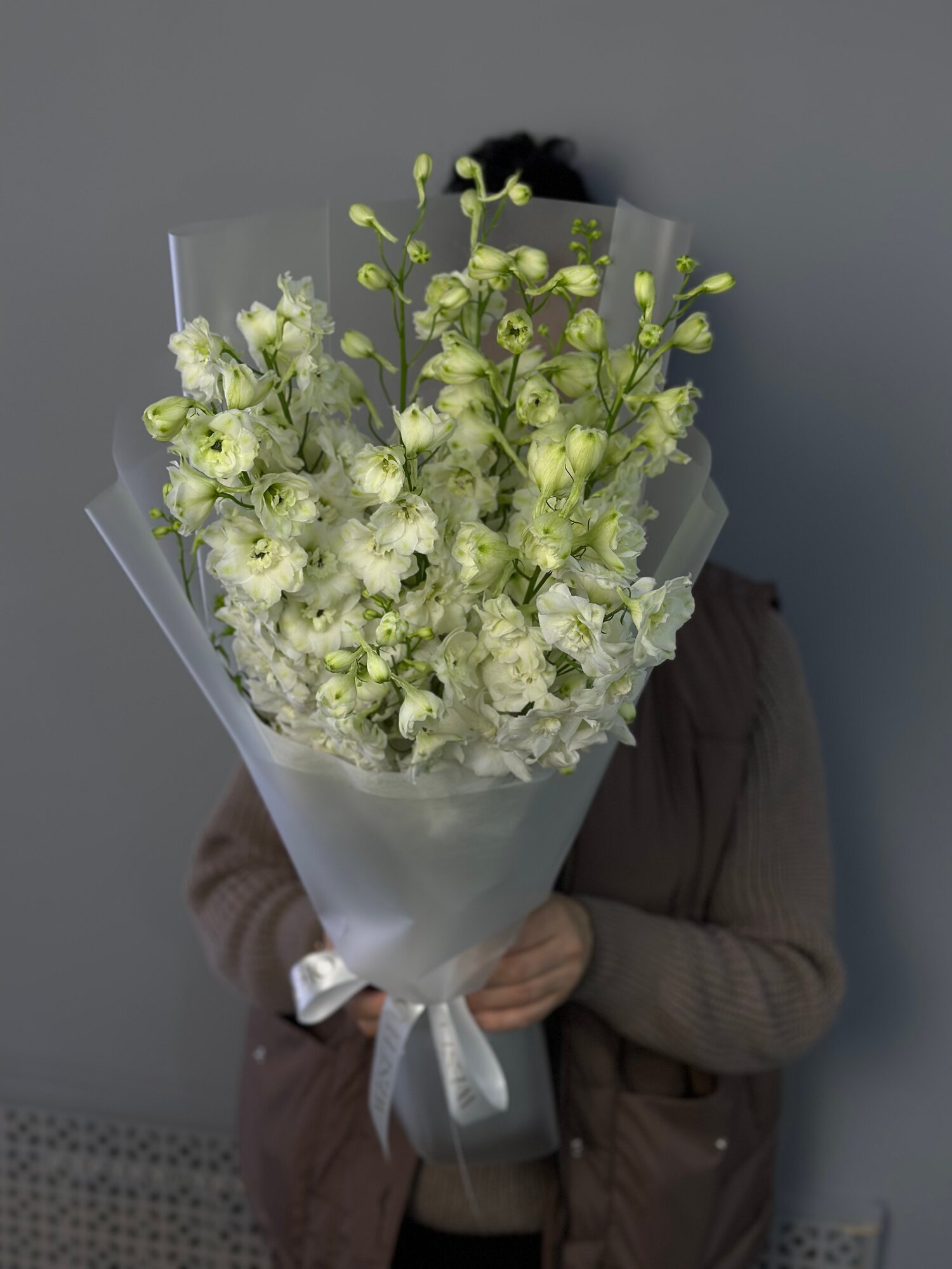 Монобукет WEST FLORA Дельфиниум, белый, 10 цветков, высота 65см, дизайнерская упаковка