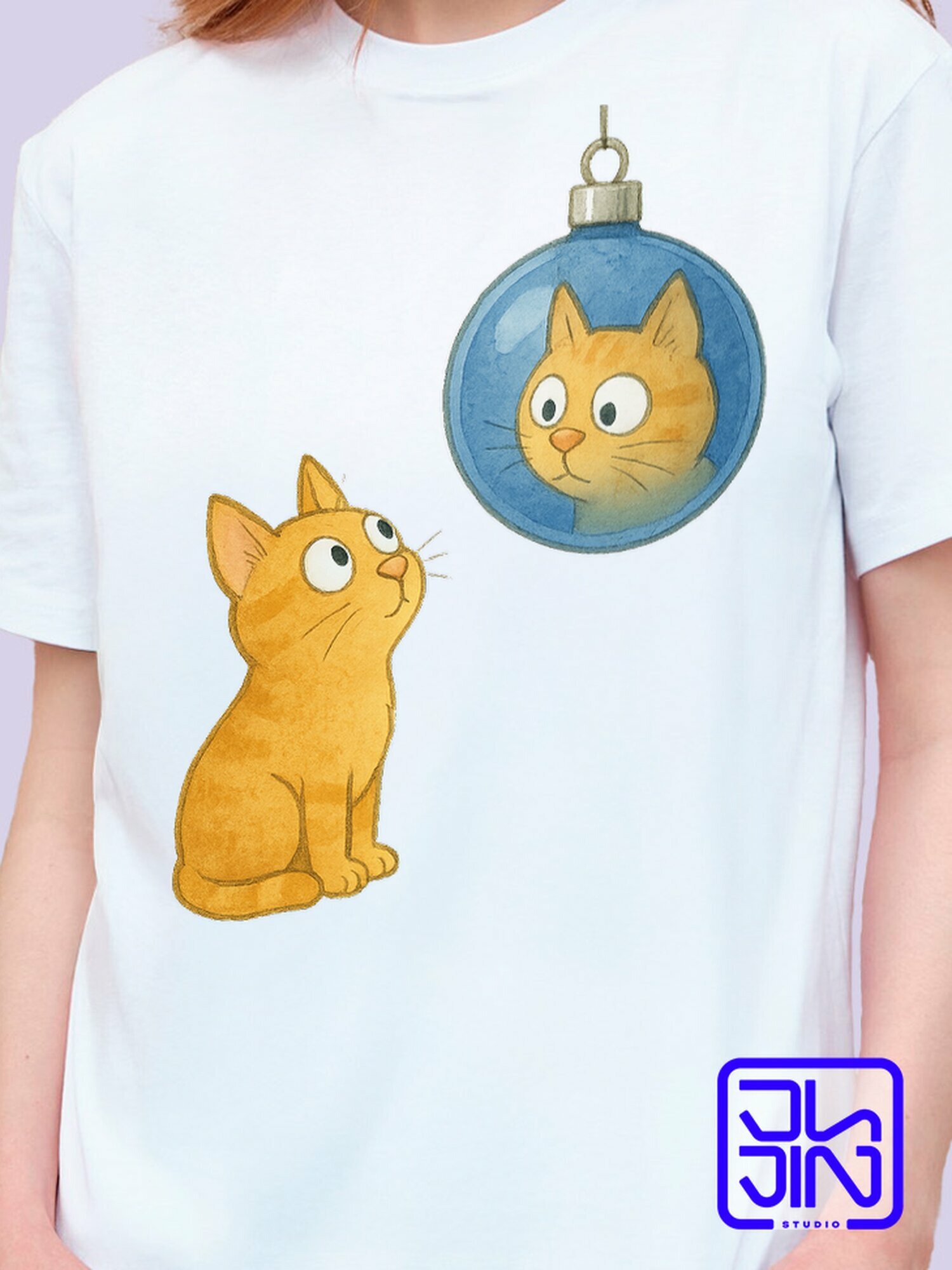 Футболка классическая женская с авторским принтом Минималистичная рыжая кошка и синее отражение в винтажном елочном шаре, белый хлопковый трикотаж с прикольным рисунком на груди