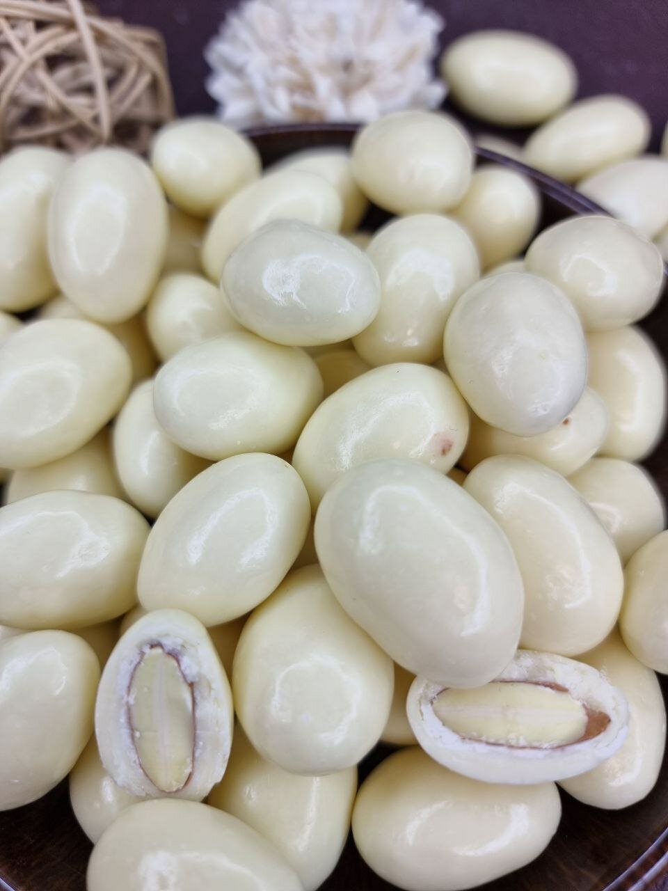 Миндаль в белой шоколадной глазури