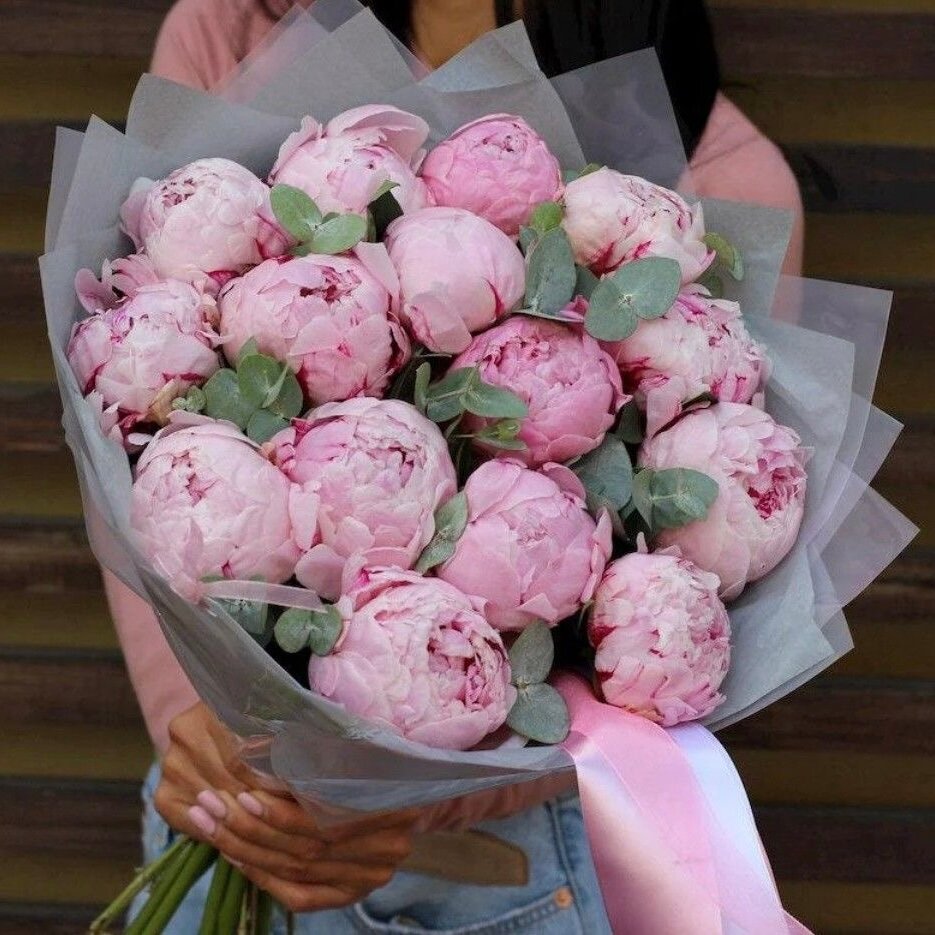 Букет из розовых пионов 17 шт с эвкалиптом, красивый букет цветов, шикарный, премиум цветы, премиум букет