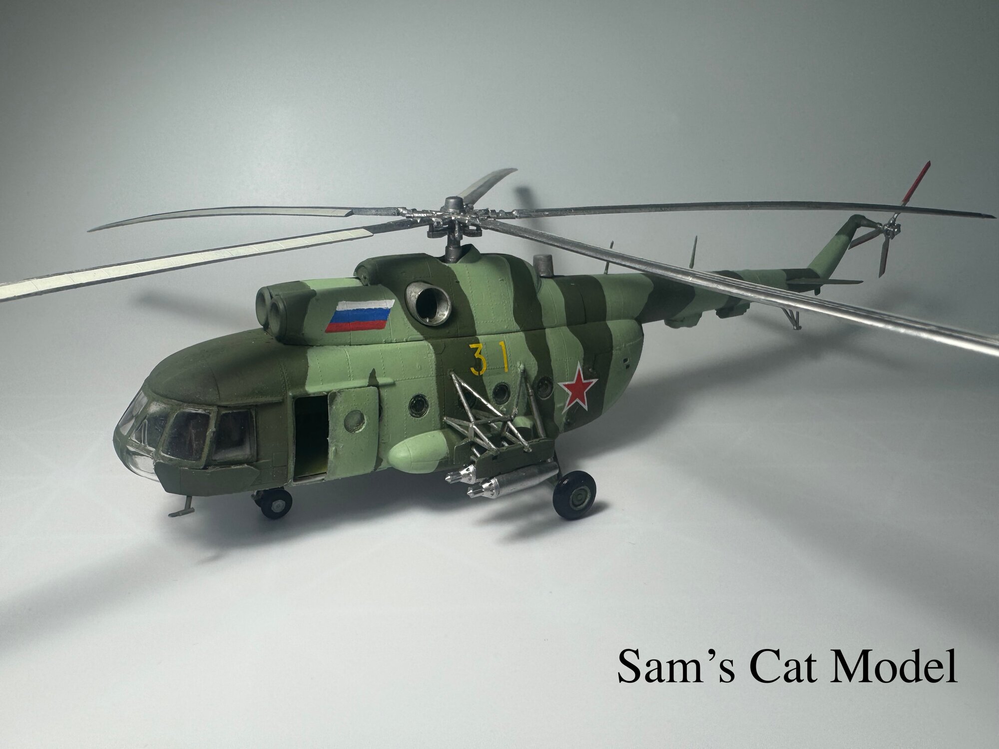 Российский транспортно-боевой вертолёт Mi-8T «Бегемот-C» в масштабе 1:72