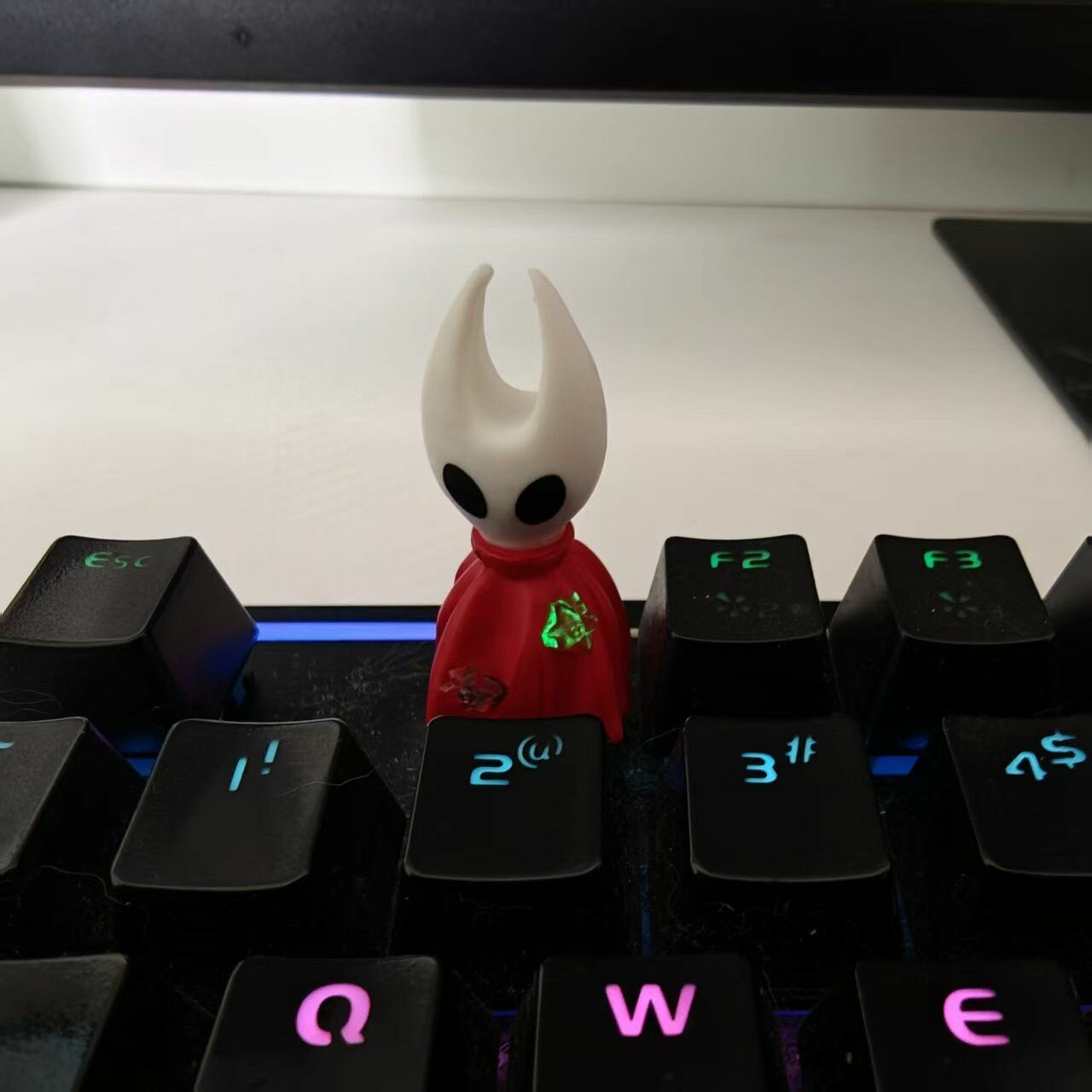 Новая мини-фигурка сидящего рыцаря из Hollow Knight (версия Q), стильная игрушечная модель, устанавливаемая на автомобиль.