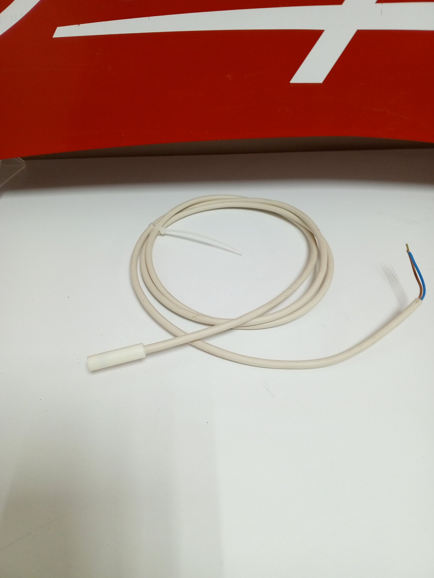 Код 084N1230 соответствует кабельному датчику температуры Danfoss EKS 211 NTC 5k, 1штук