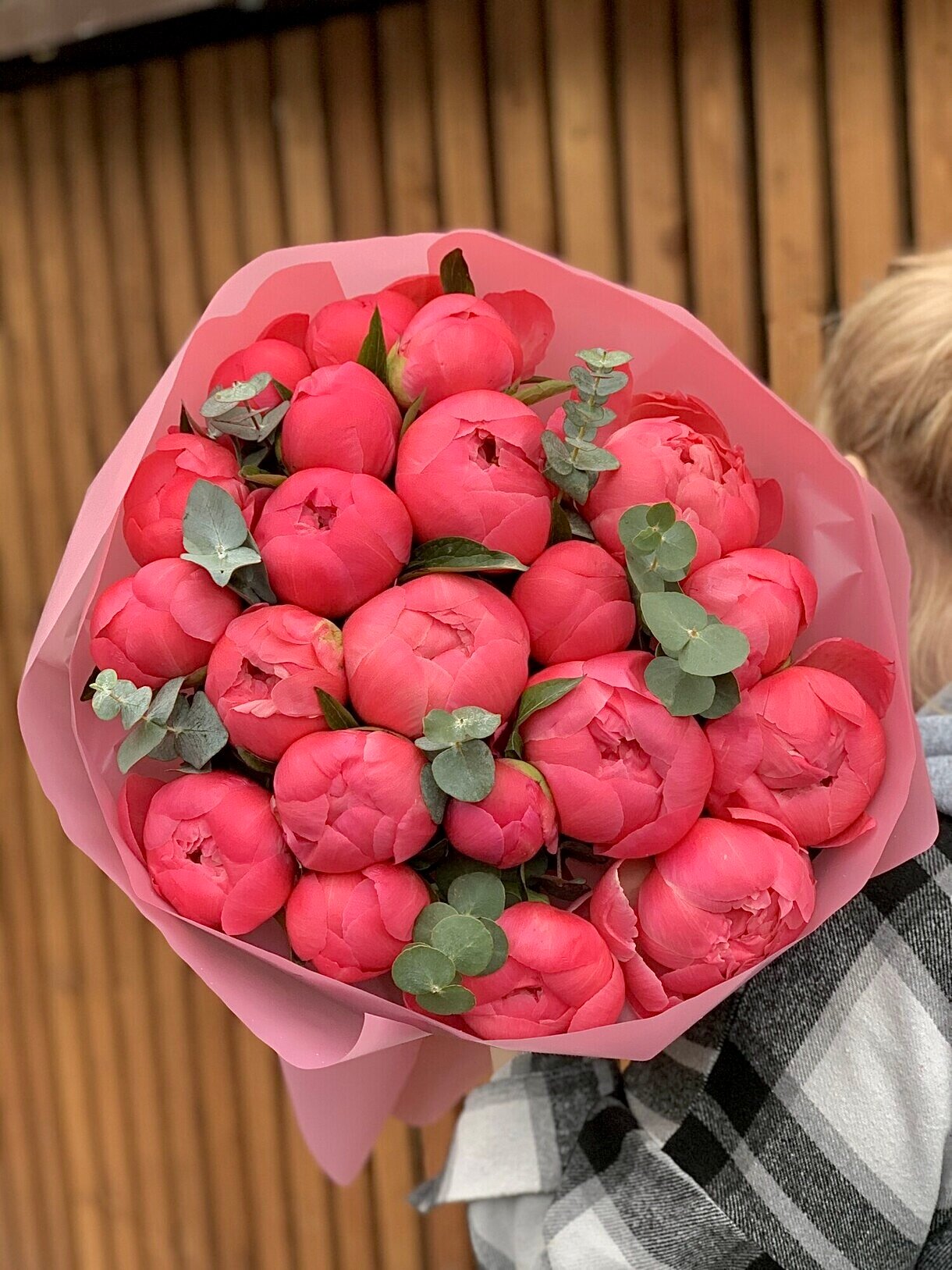 Пионы “Coral Charm”, 19 пионов+эвкалипт, малиновые пионы , премиум букет, пионы с доставкой , большой букет пионов