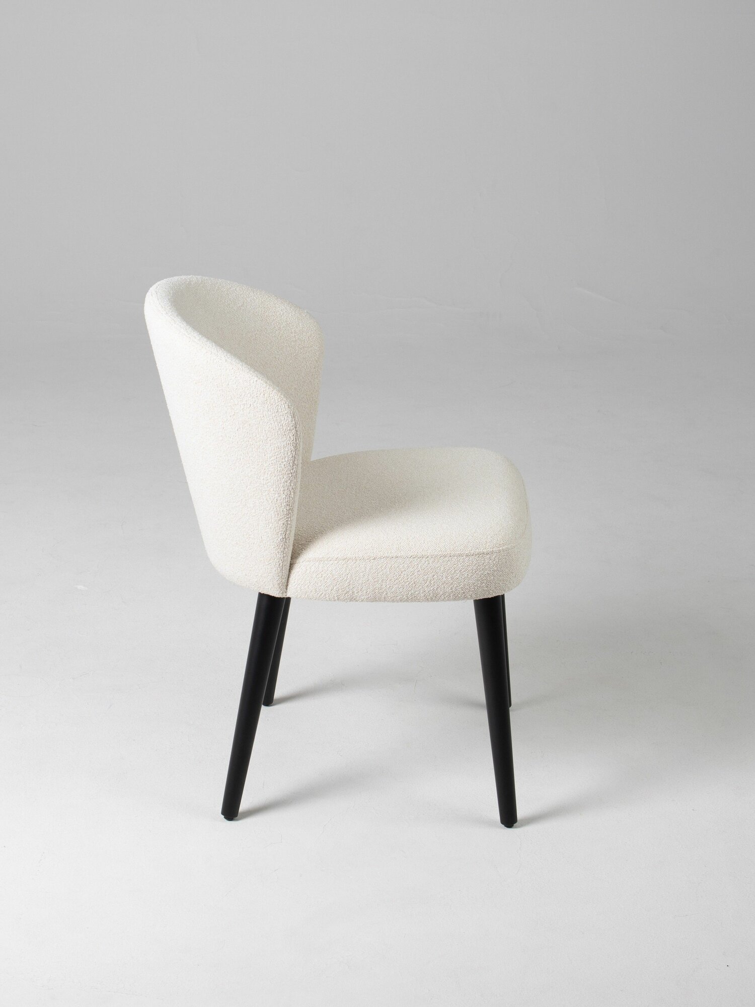 Стул кухонный, мягкий Eva в букле белого цвета, с ножками из массива бука цвет черный