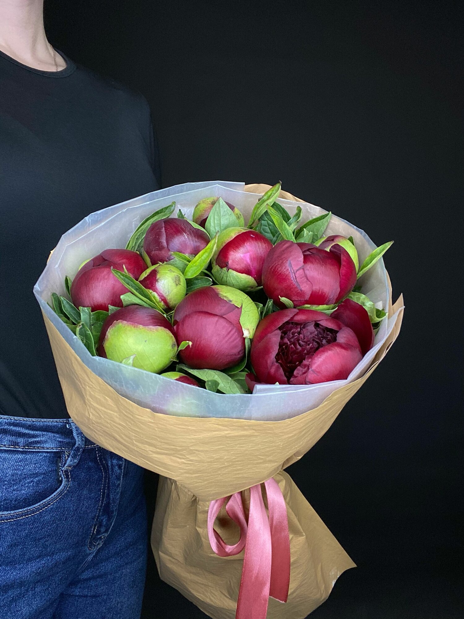 Бордовые пионы