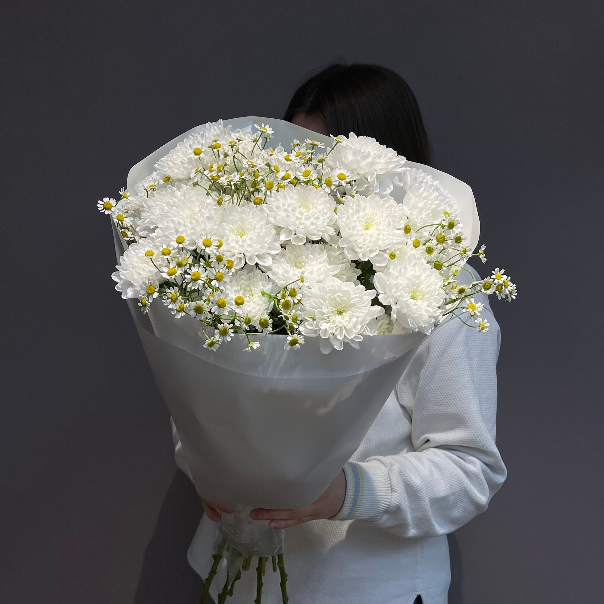 Букет с ромашками и кустовой хризантемой