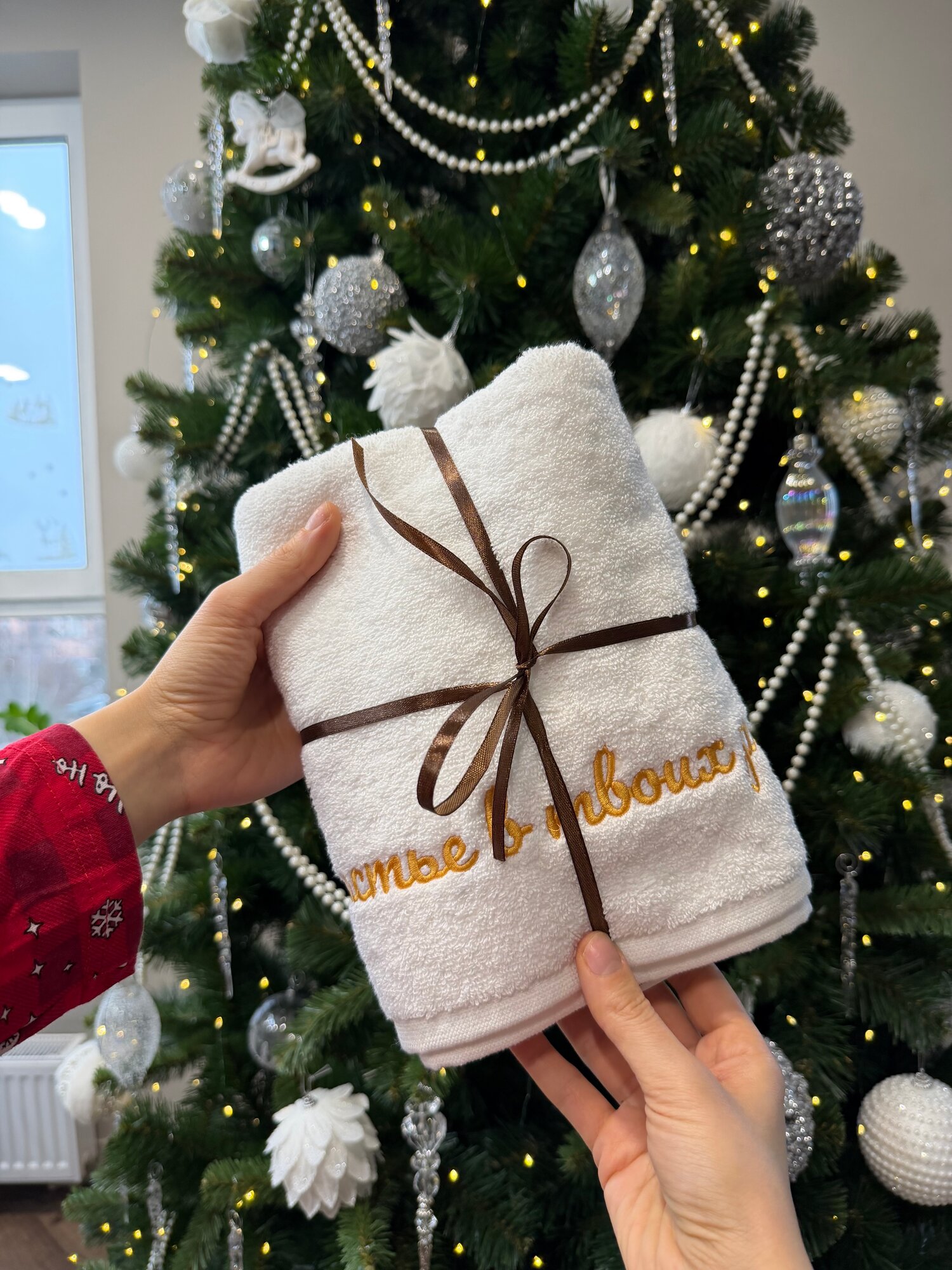 Махровое полотенце с вышивкой подарочное. Махровое полотенце для лица и рук. Махровое полотенце в подарок.