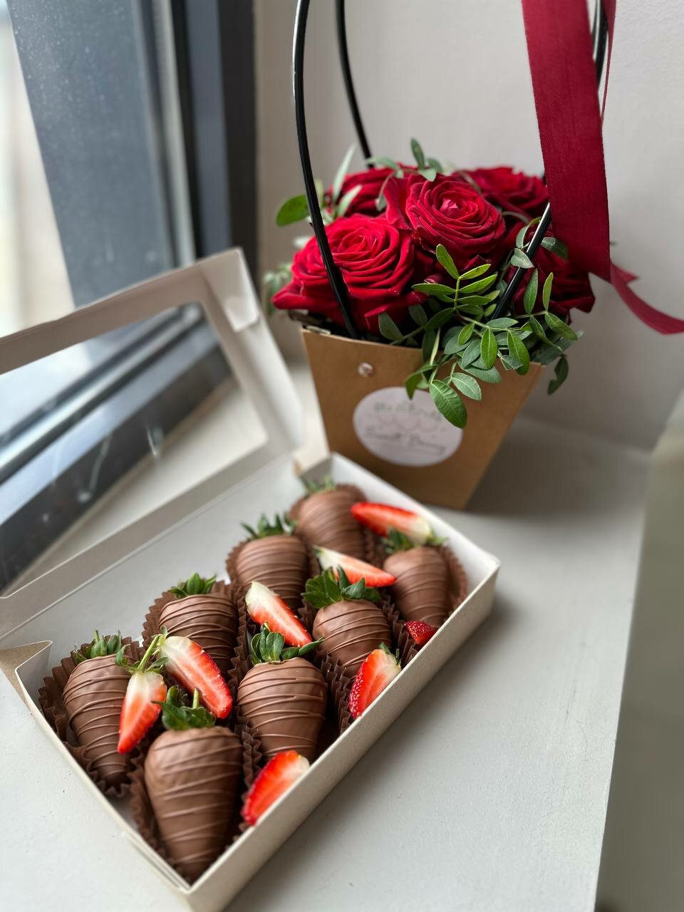 Композиция "Шарм Sweet Berry" из 5 красных роз и набор клубники в шоколаде