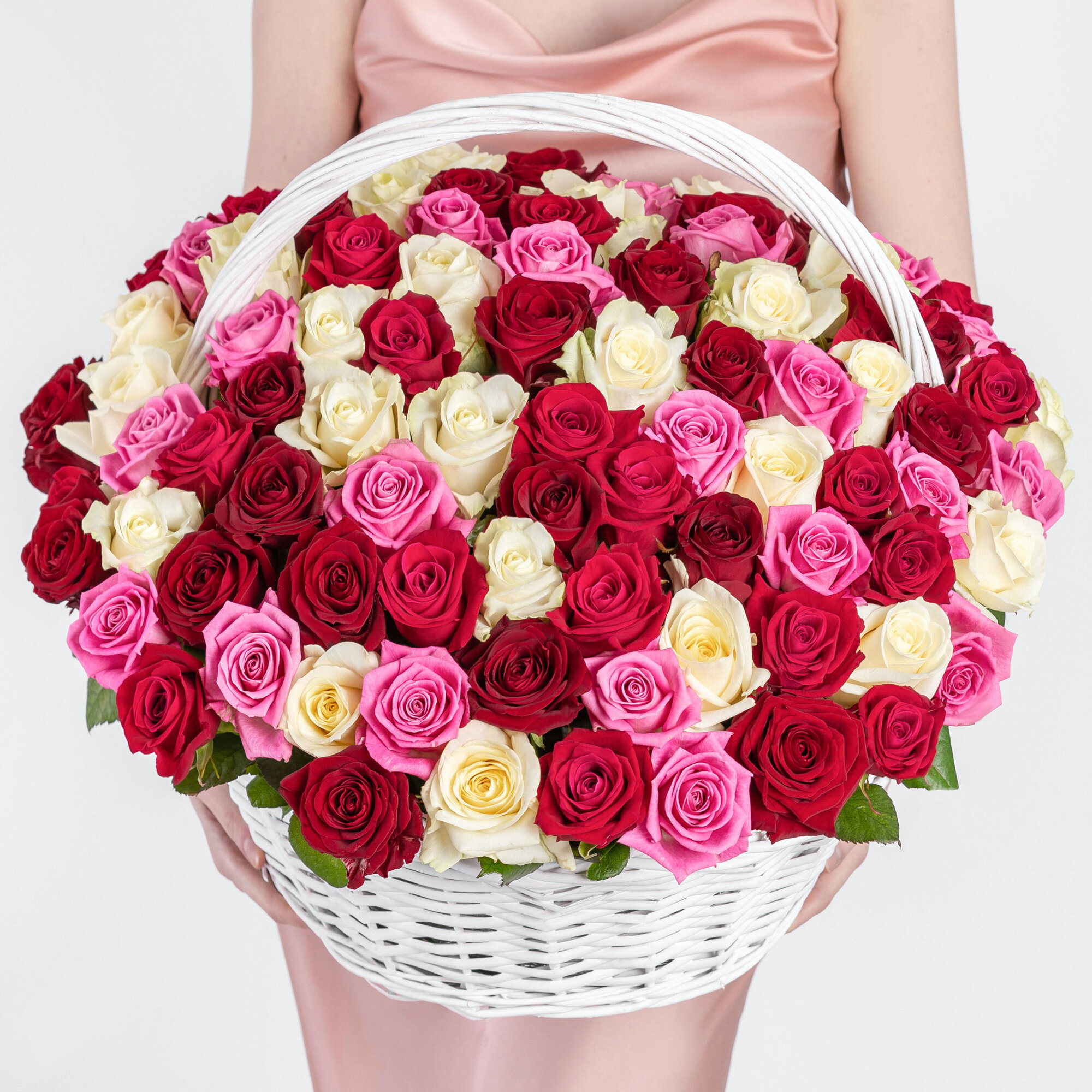 Букет Мегацвет24 "101 роза Микс", на флористической губке в корзине, 101 цветок, высота 60см