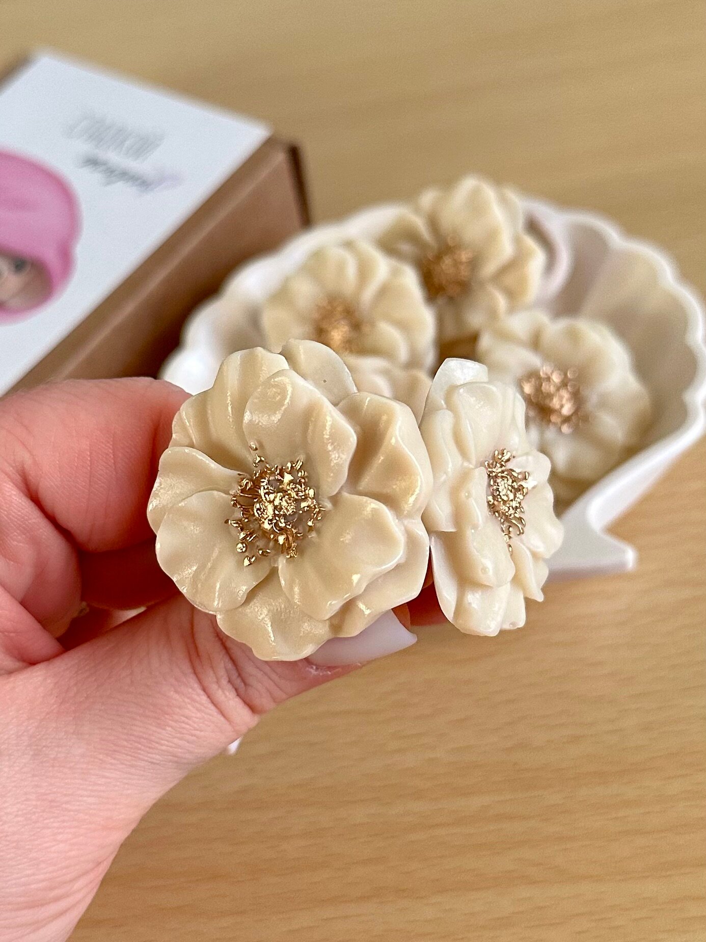 Резинки для волос "Фиалка" бежевая, ручная работа, эпоксидная смола, 2шт