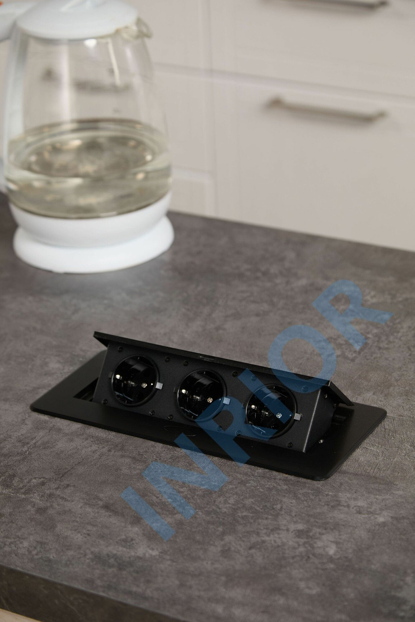 Встраиваемая выдвижная розетка в столешницу для кухни, Toro BLACK на 3 розетки, с кабелем 1.8 м с вилкой, черная