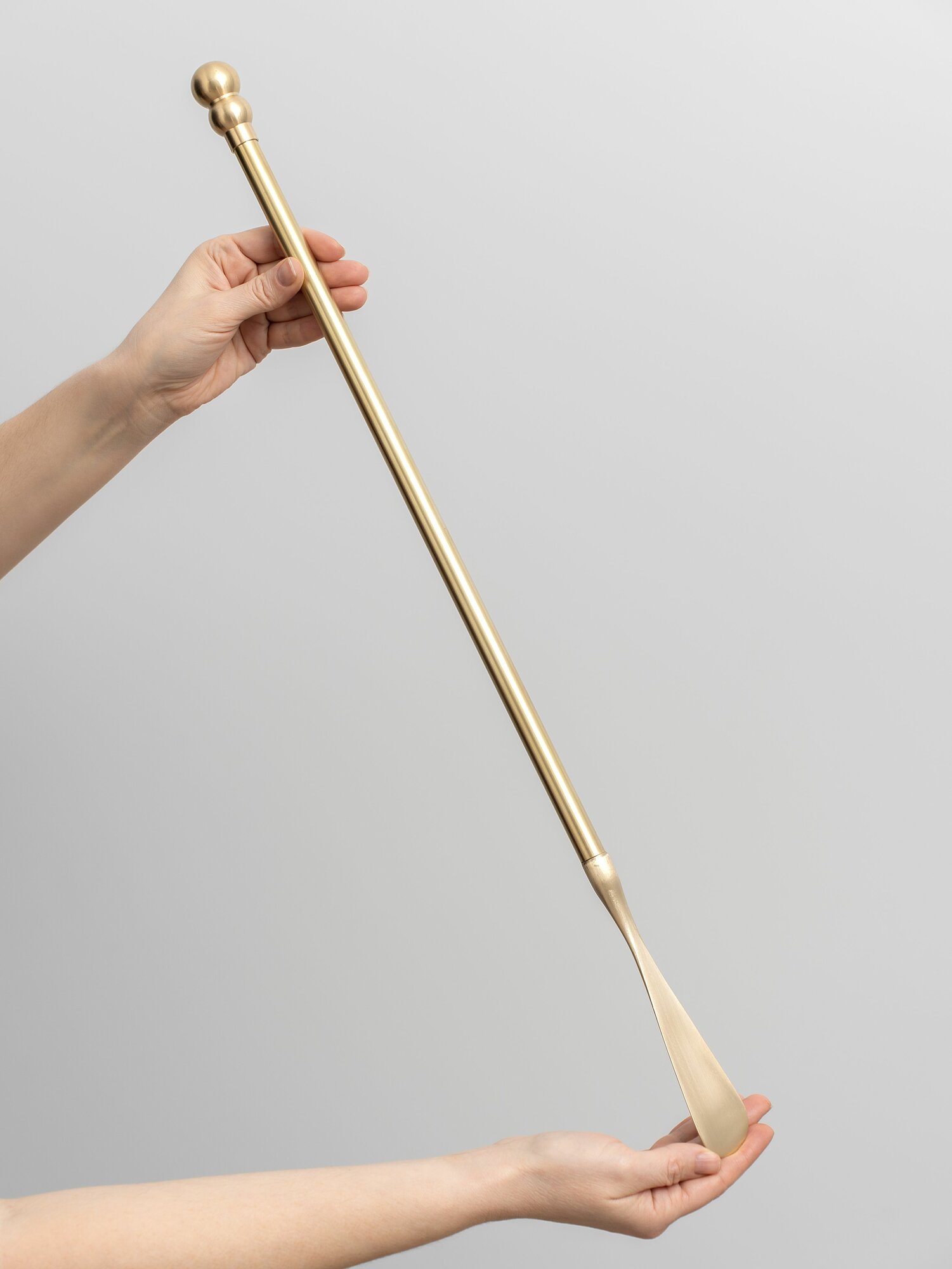 Ложка для обуви длинная металлическая, золотой рожок 63 см