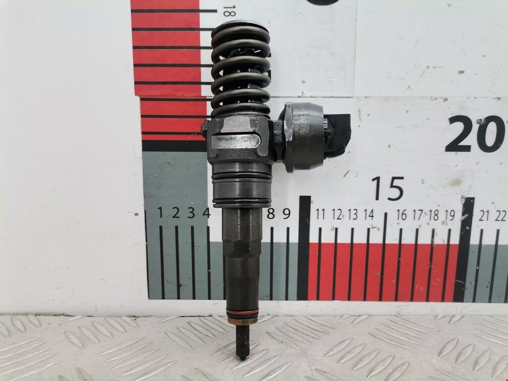 Форсунка дизельная электрическая Volkswagen Polo 4 038130073BP арт. 2220597