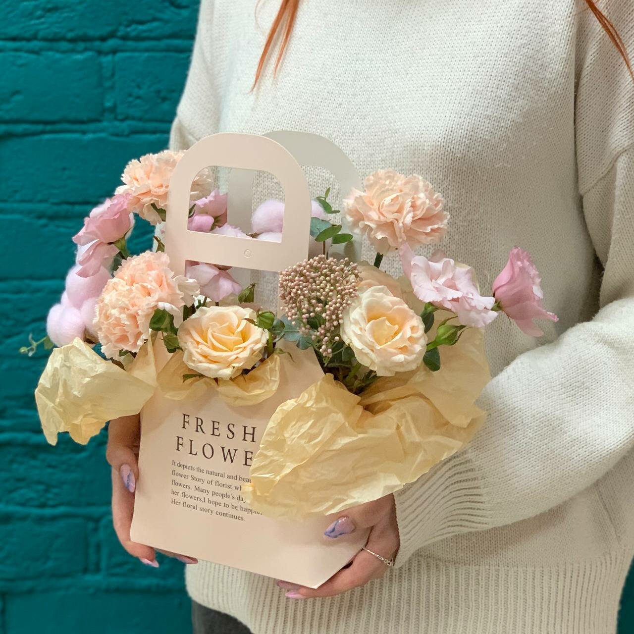 Композиция из кустовой розы и гвоздики