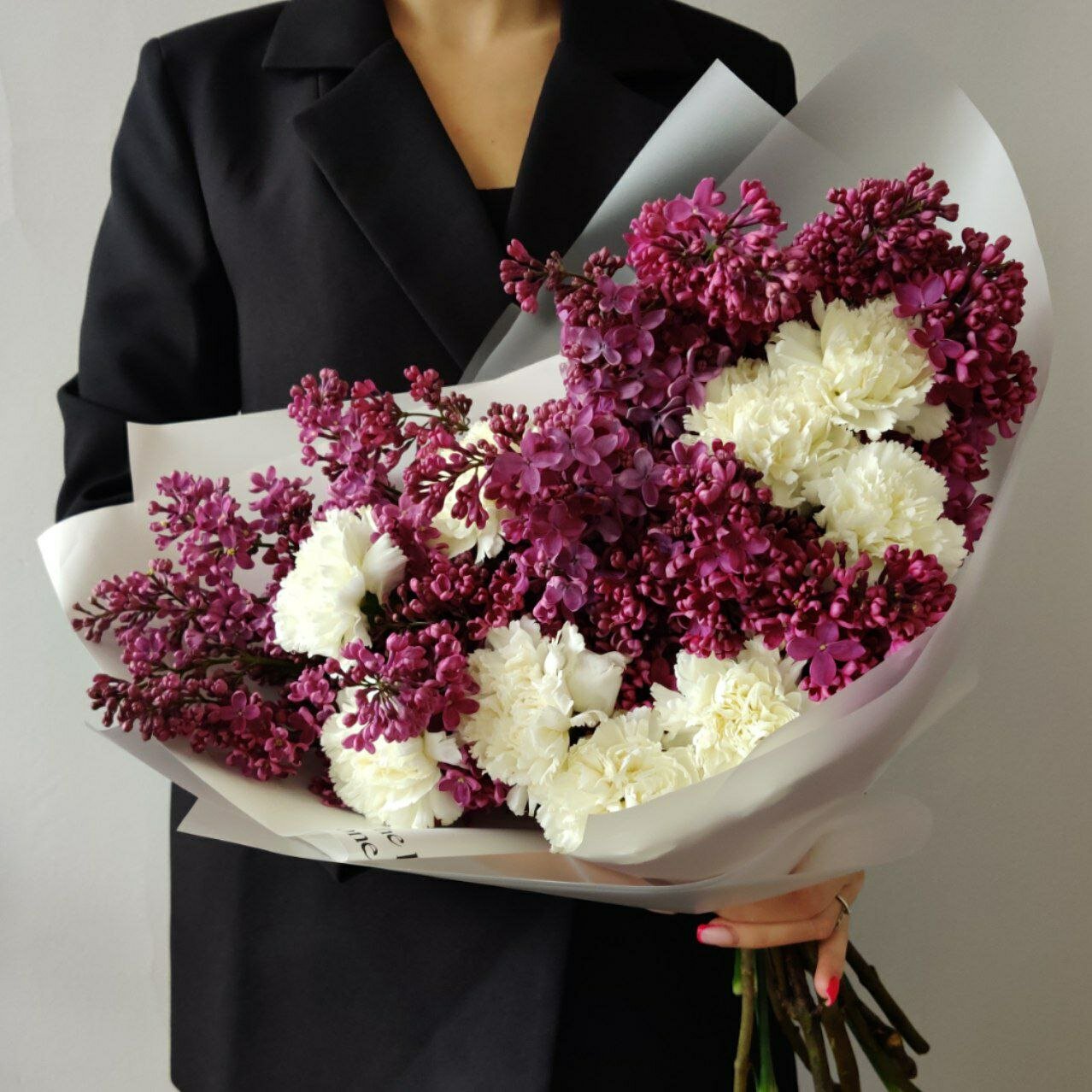 Букет сирень и белые диантусы