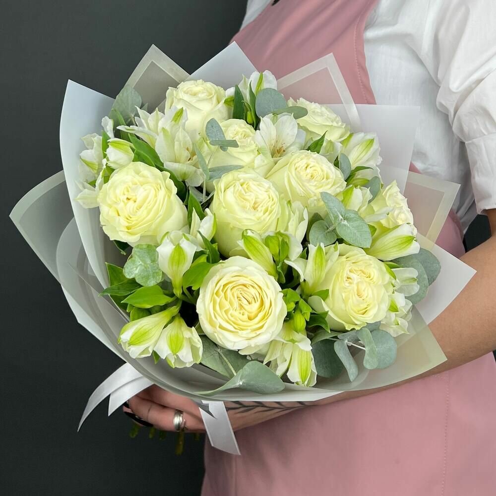 Букет живых цветов. Белые пионовидные Розы и белая Альстромерия