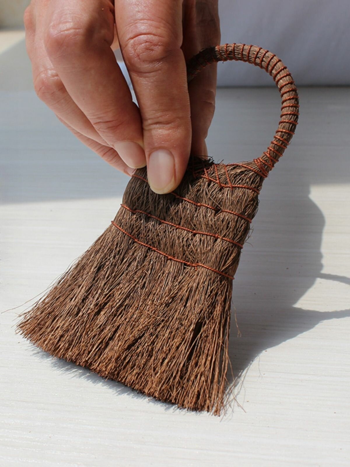 Мини-веник из натурального пальмового шелка, маленькая метла