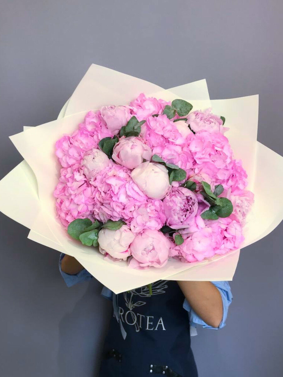 Букет из пионов, гортензии и эвкалипта. PROTEA- Студия Цветов