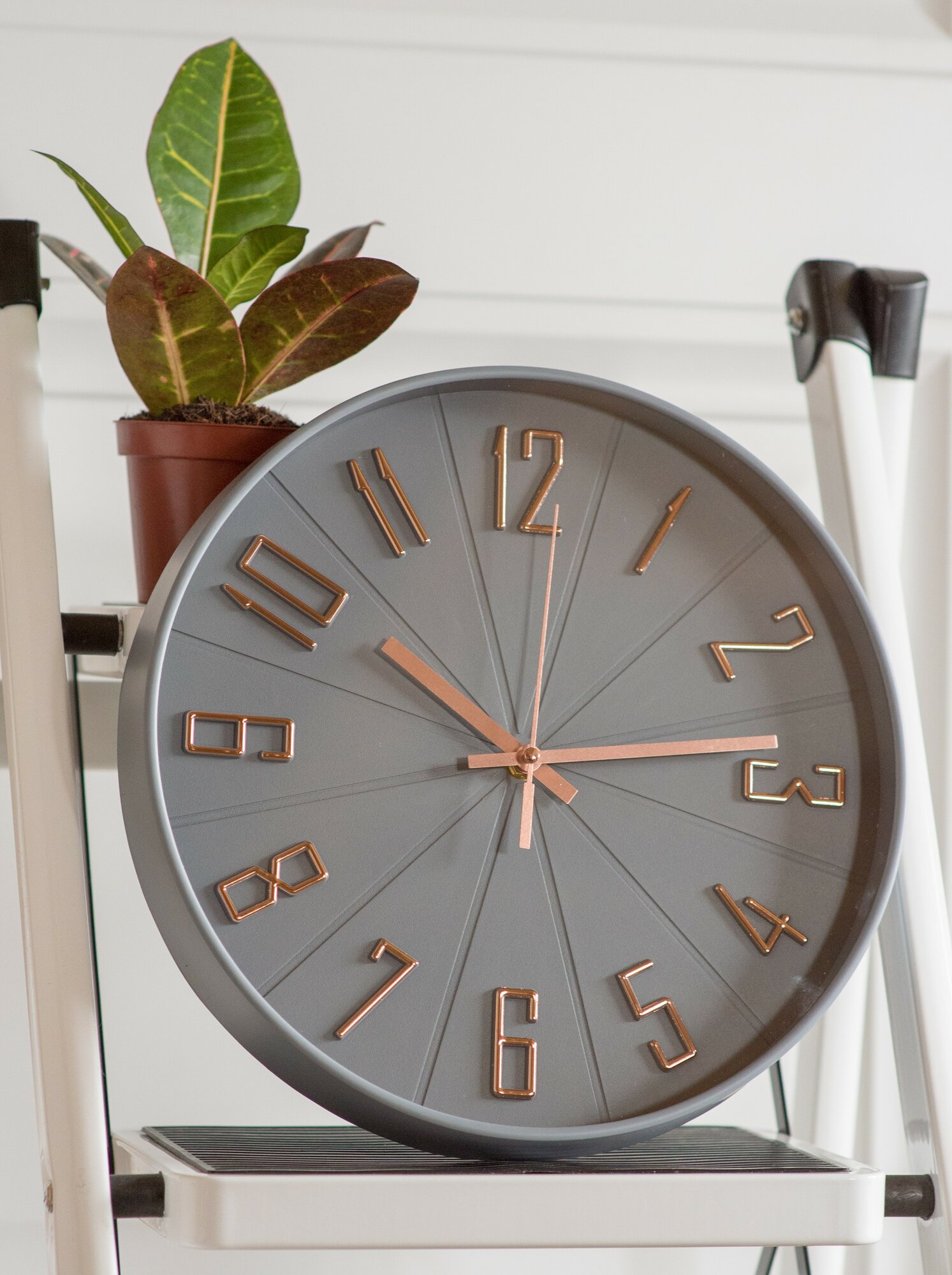 Часы настенные бесшумные круглые интерьерные для дачи детской офиса дома на кухню с арабскими цифрами плавным ходом