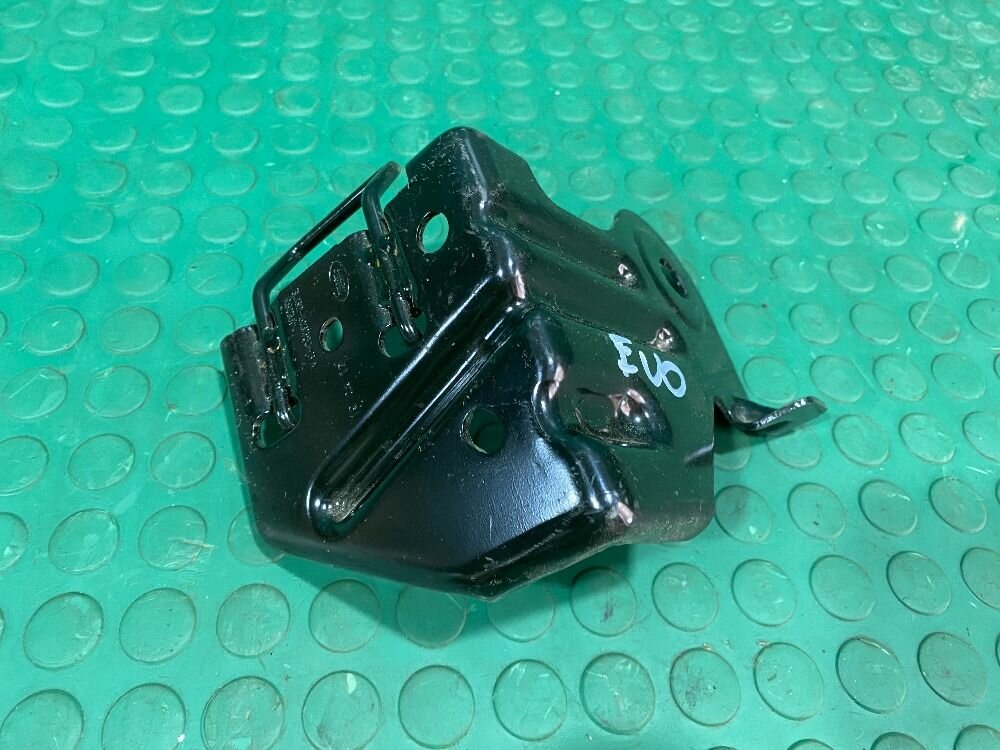 Крепление заднего дивана сидения среднее Land Rover Range Rover Evoque I (2011—2015) LR027194