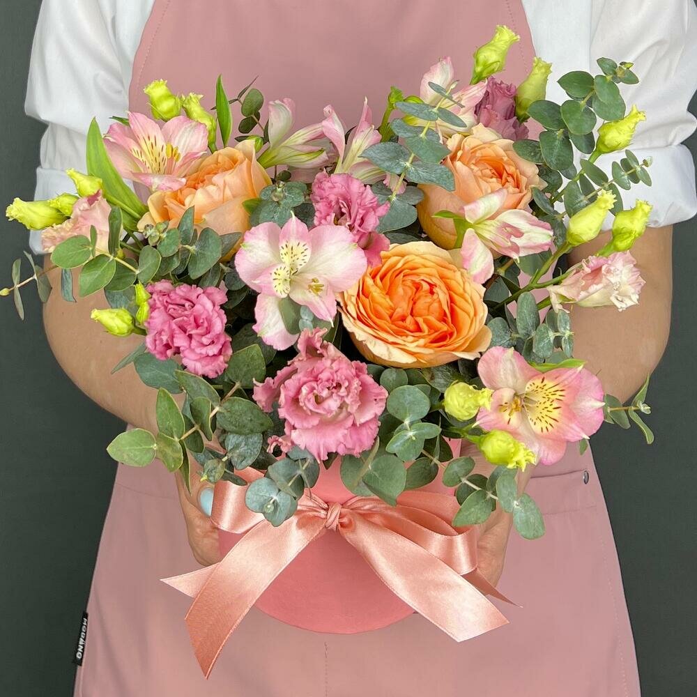 Цветы в коробке. Персиковые пионовидные Розы, Альстромерия и Эустома