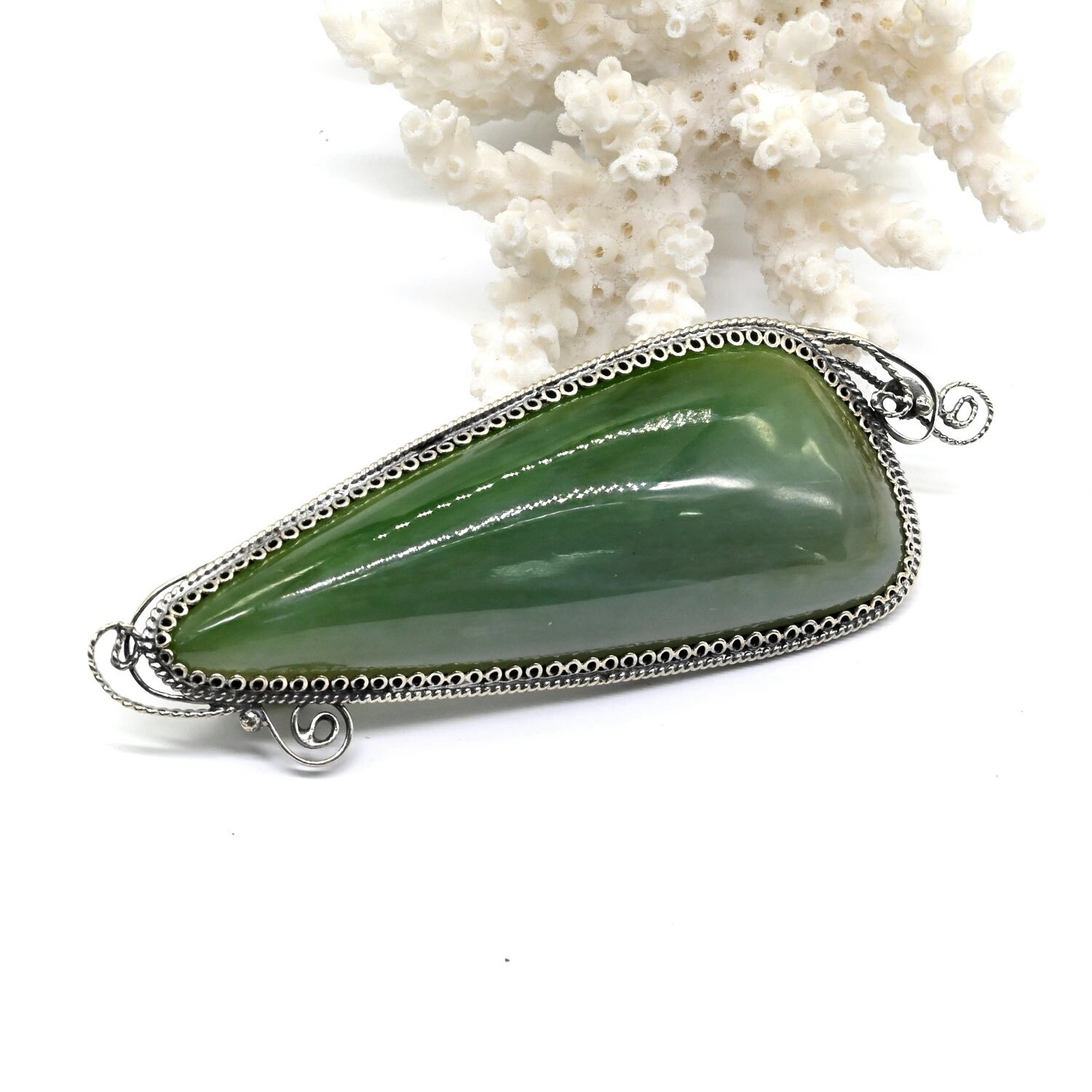 Брошь, нефрит