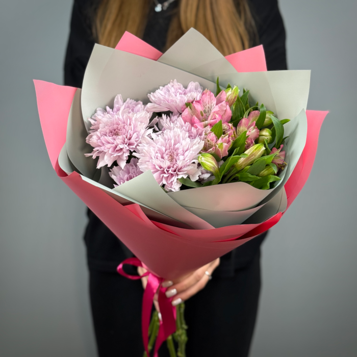 Букет Милый жест в стильной упаковке. «365 Поводов» - живые цветы с доставкой